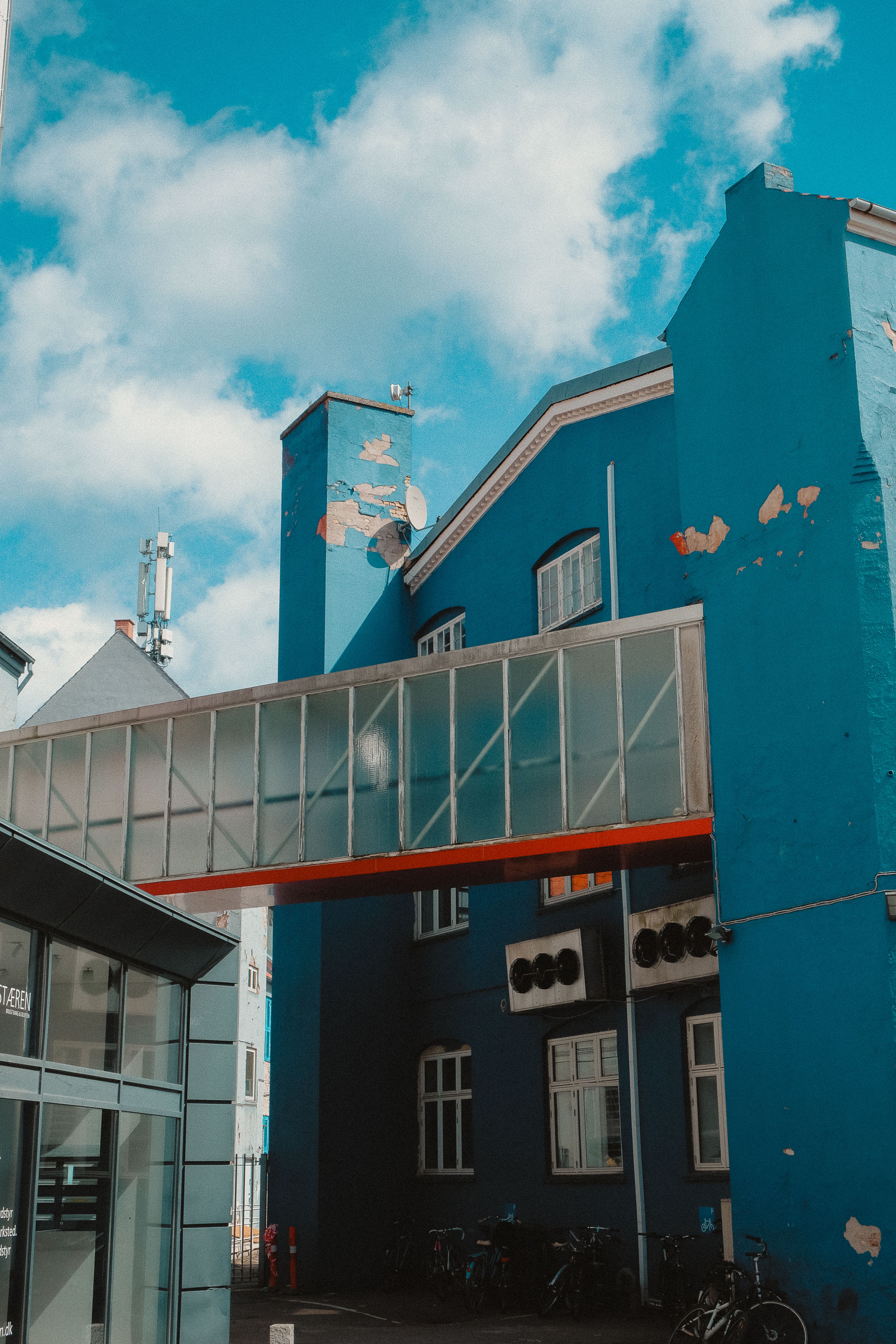 Colorful Urban Architecture with Skybridge · Free Stock Photo