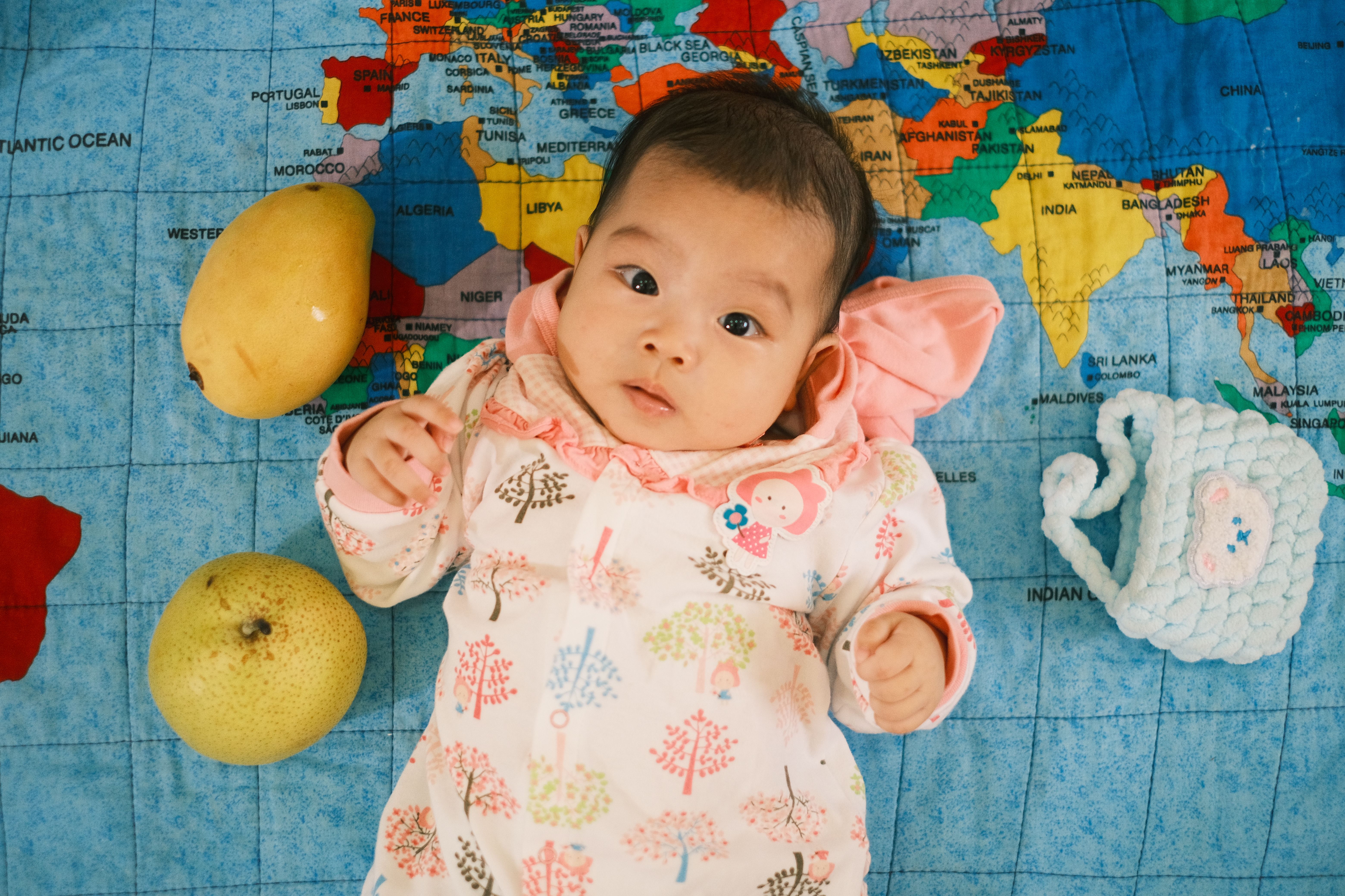 Adorable Bébé Allongé Sur Une Carte Du Monde Avec Des Fruits · Photo ...