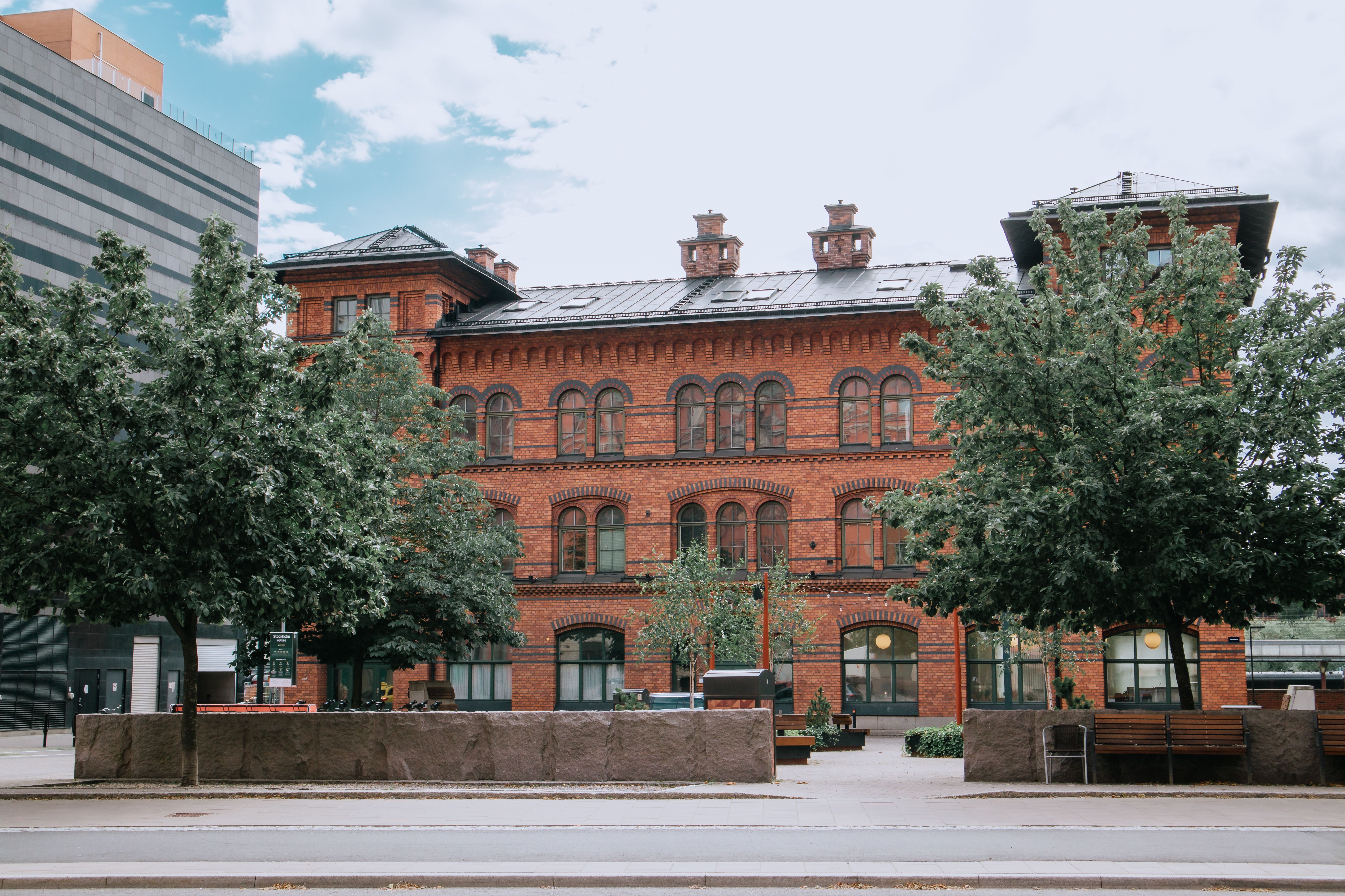 Historic Red Brick Building in Urban Area · Free Stock Photo