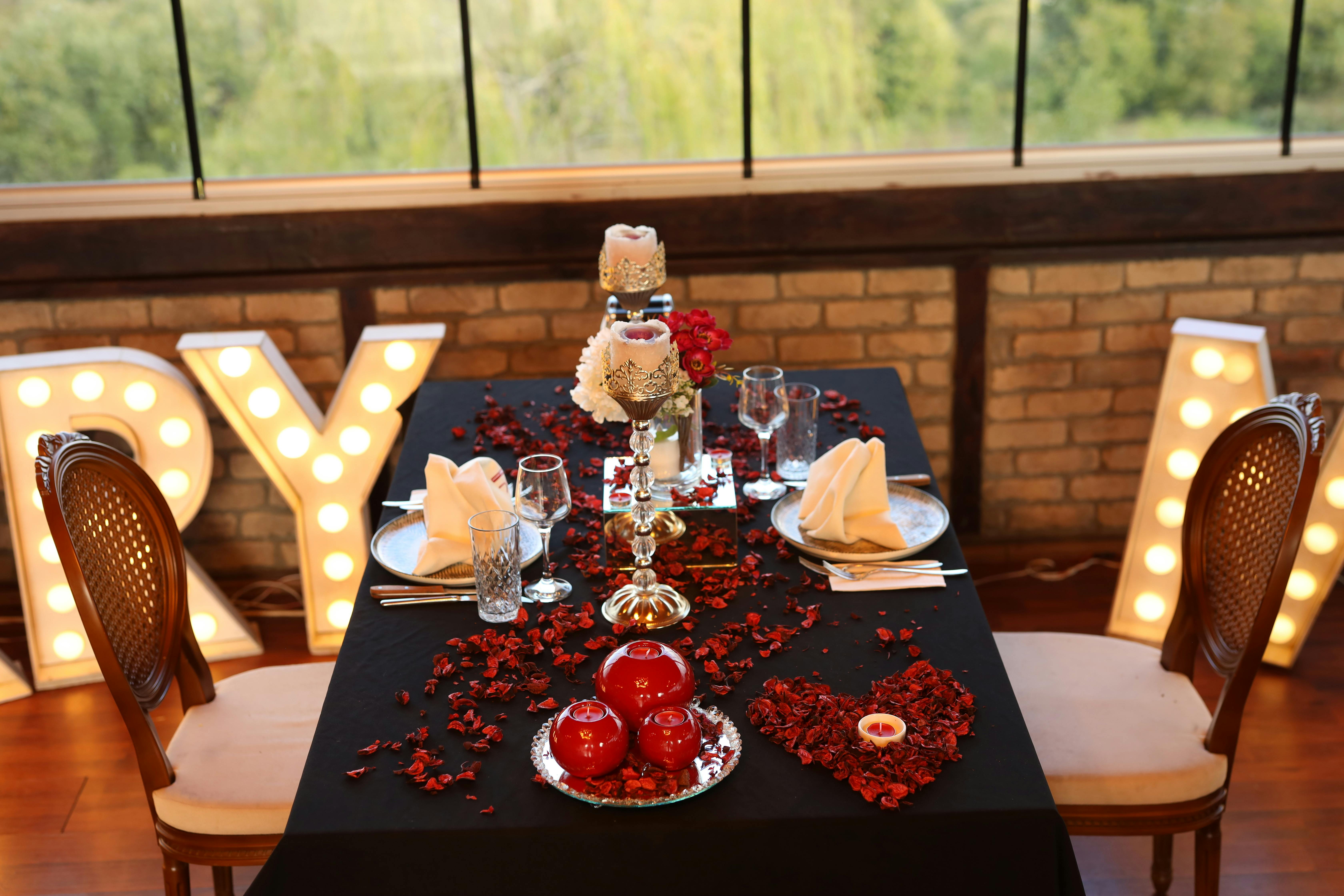 Romantic Evening Dinner Table Setup with Decor · Free Stock Photo