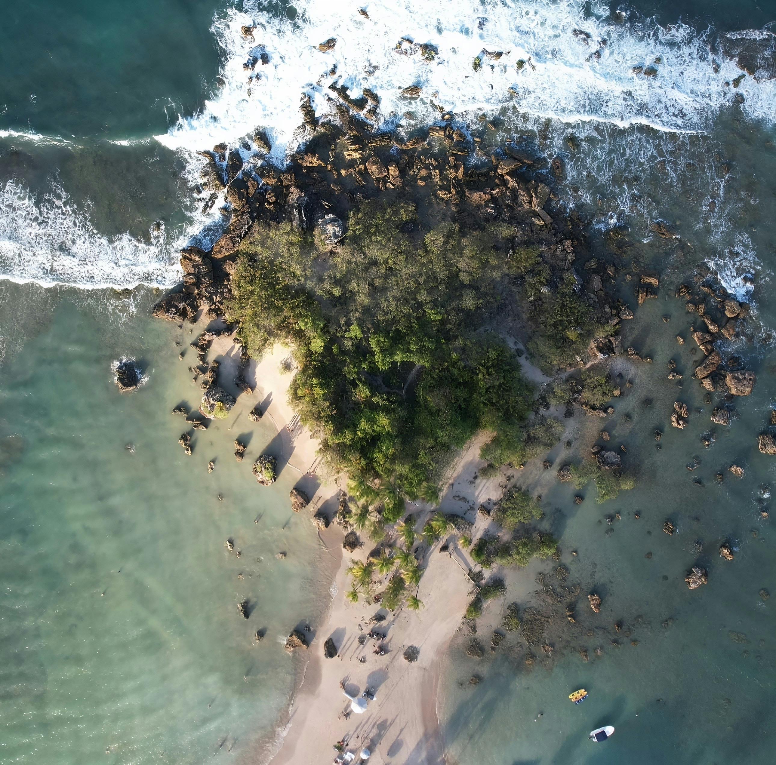 Vista Aérea De La Serena Costa De Una Isla Costera · Foto de stock gratuita