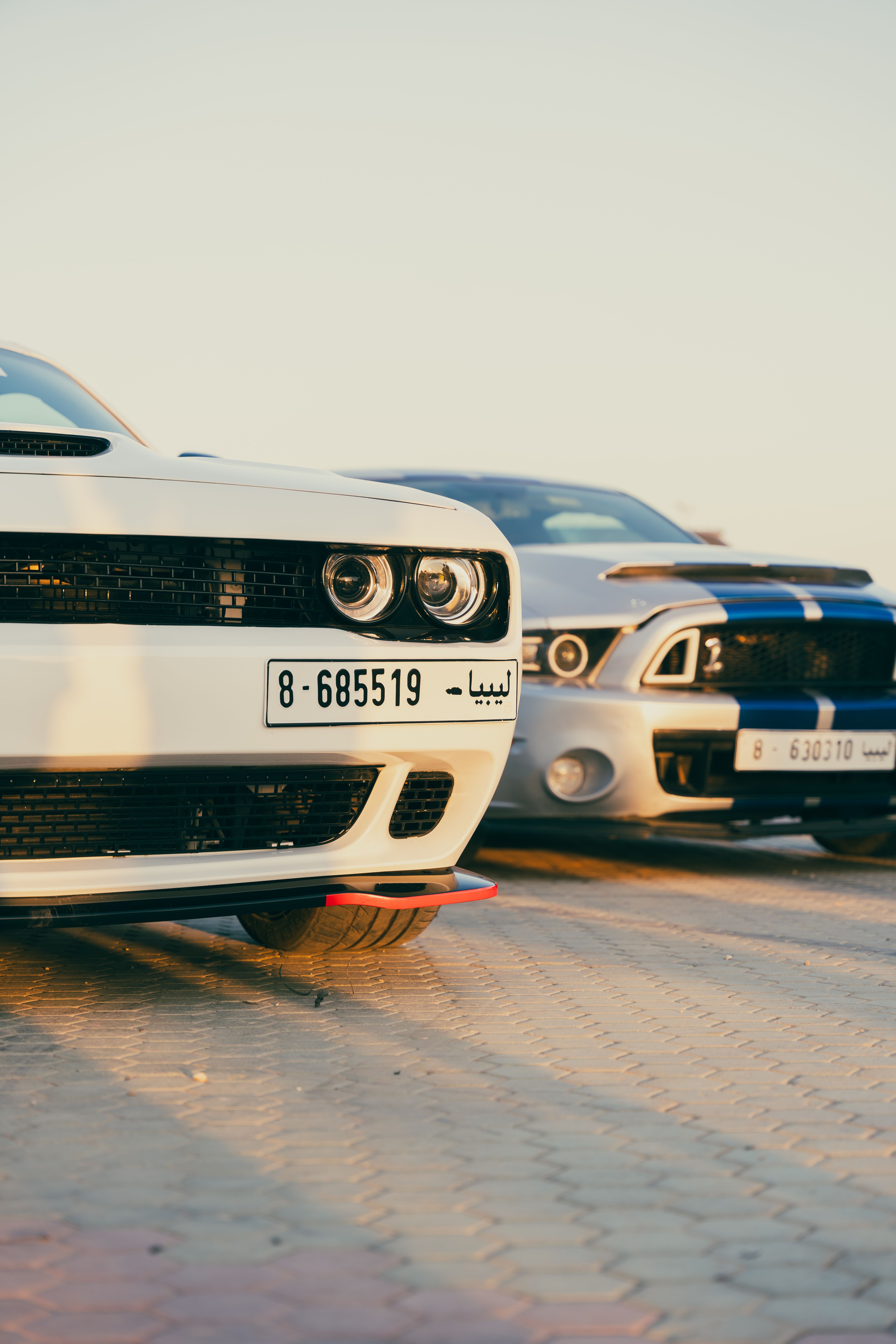 Dodge Challenger Rojo En La Gasolinera De Erbil · Foto de stock gratuita