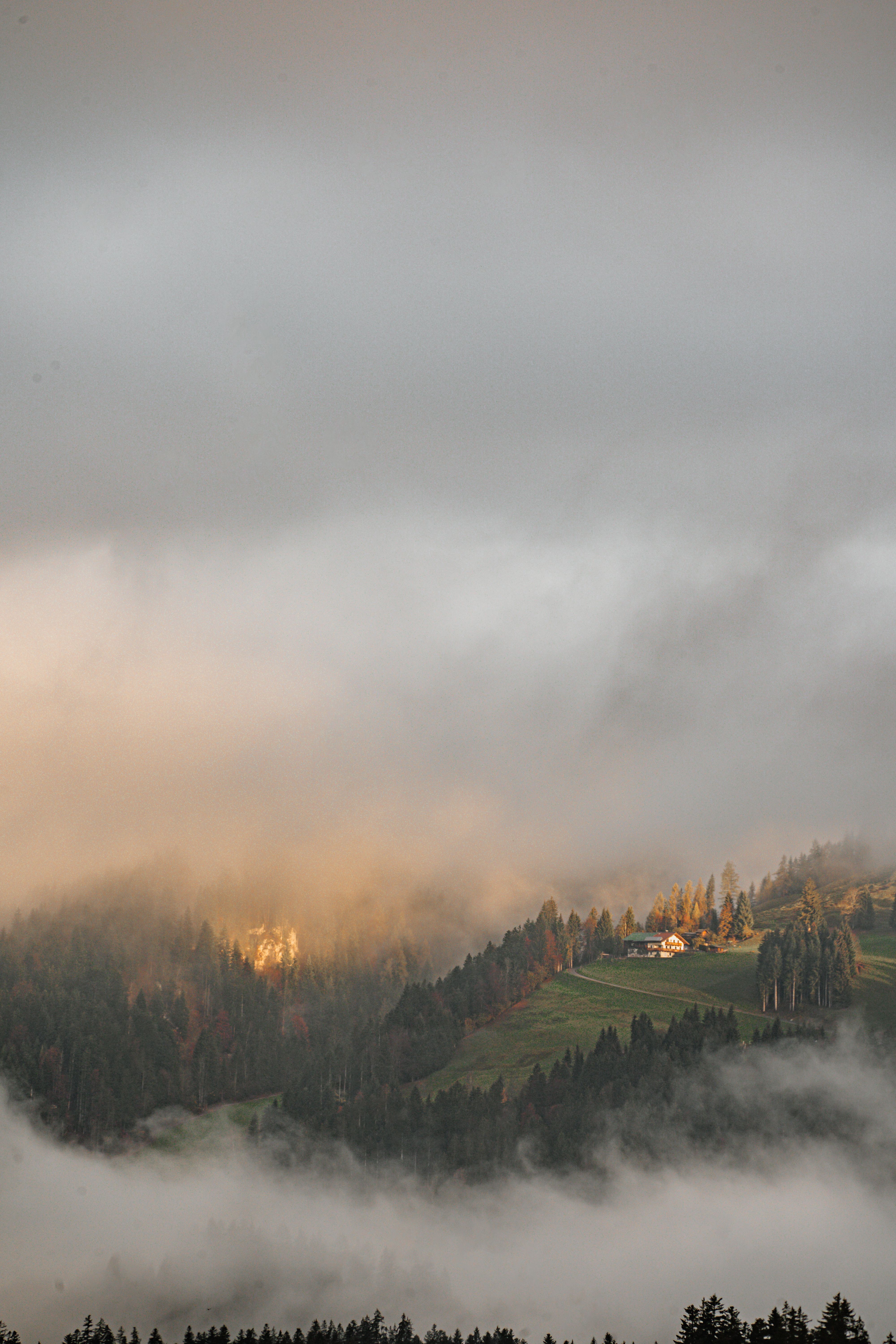 Paisaje De Montaña Brumoso Con Resplandor Del Amanecer · Foto de stock ...