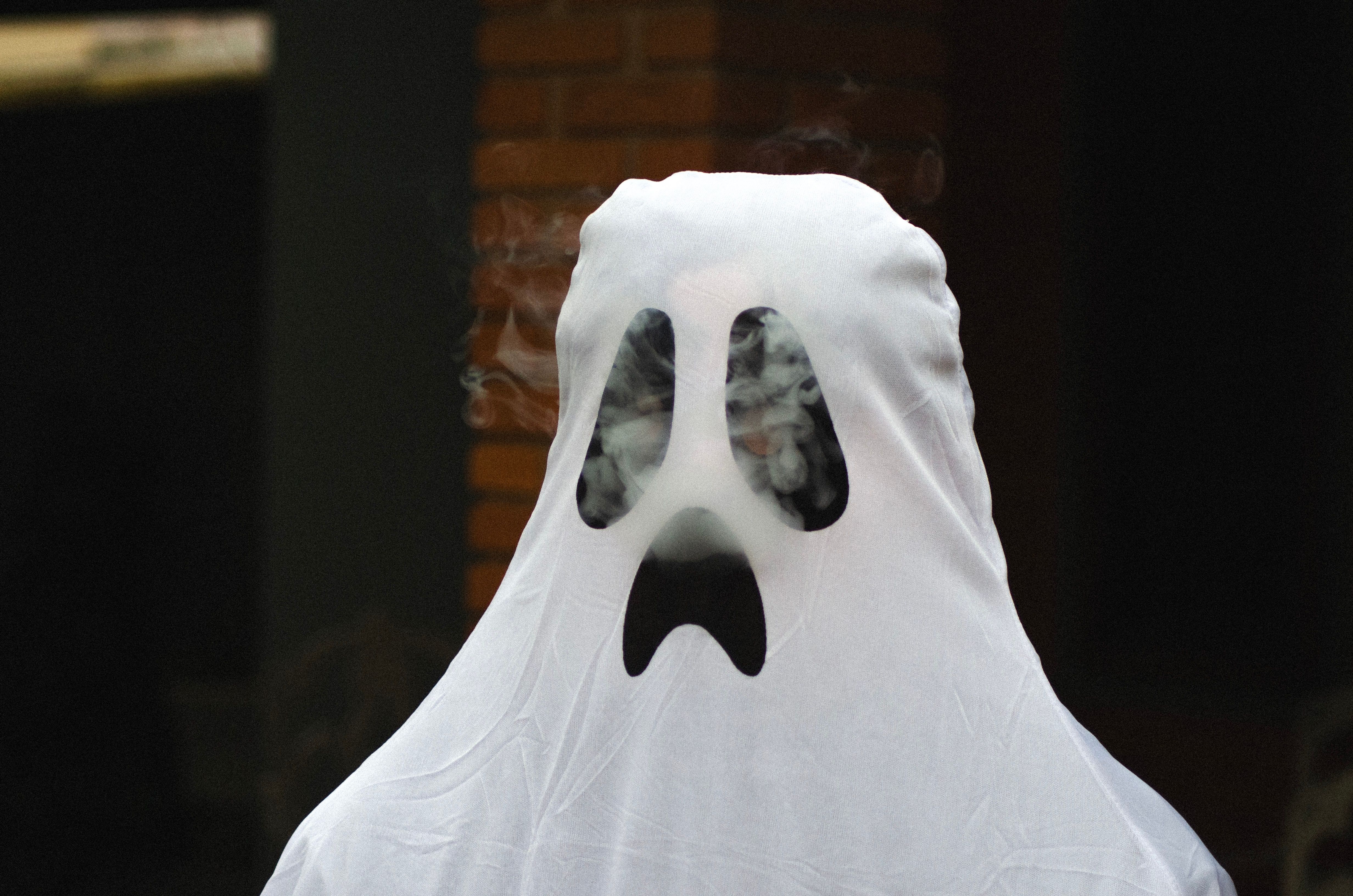 Disfraz De Fantasma Espeluznante Con Efecto De Humo · Foto de stock ...