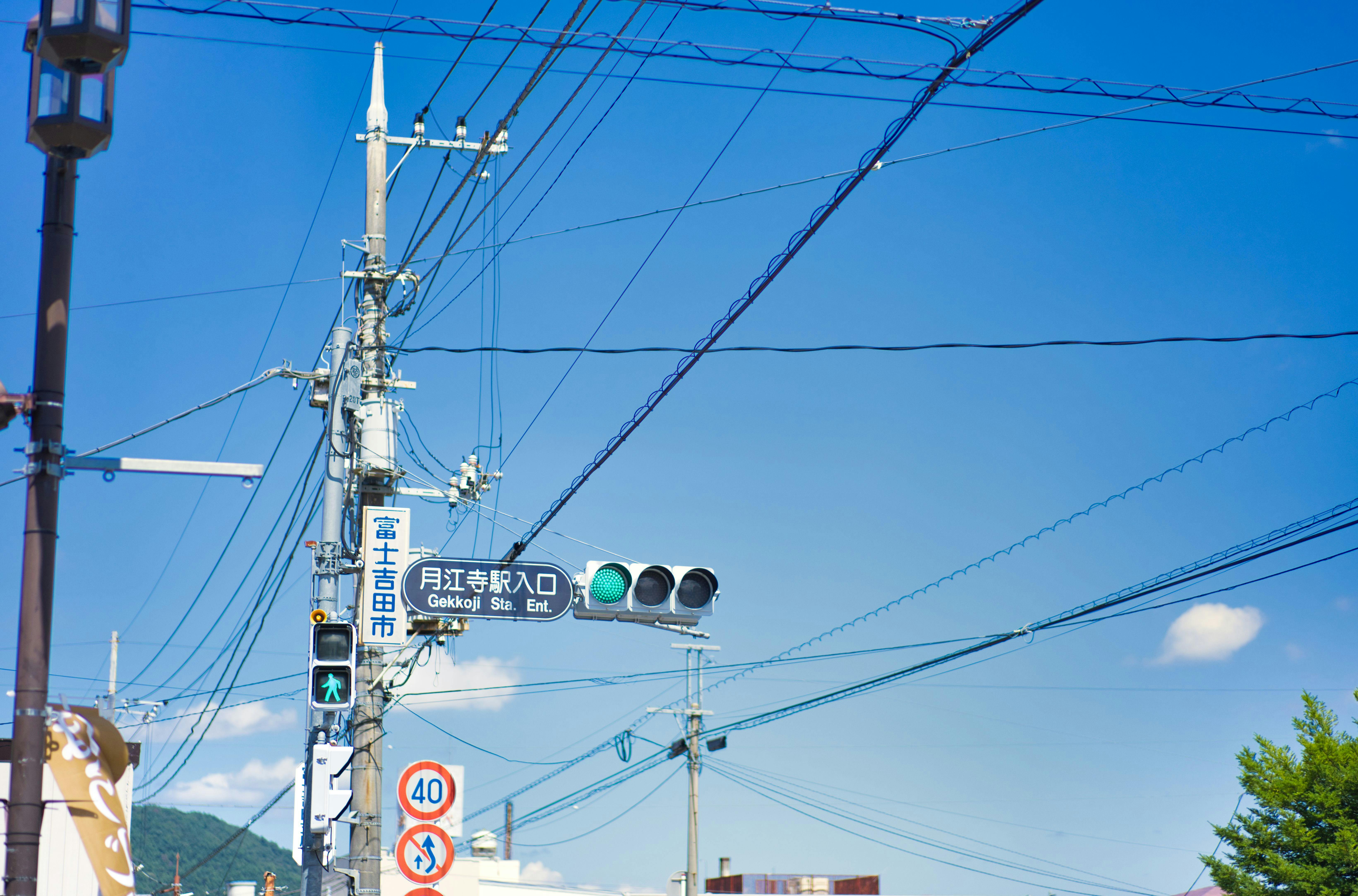 Rambu Jalan Dan Lampu Lalu Lintas Di Fujiyoshida · Foto Stok Gratis