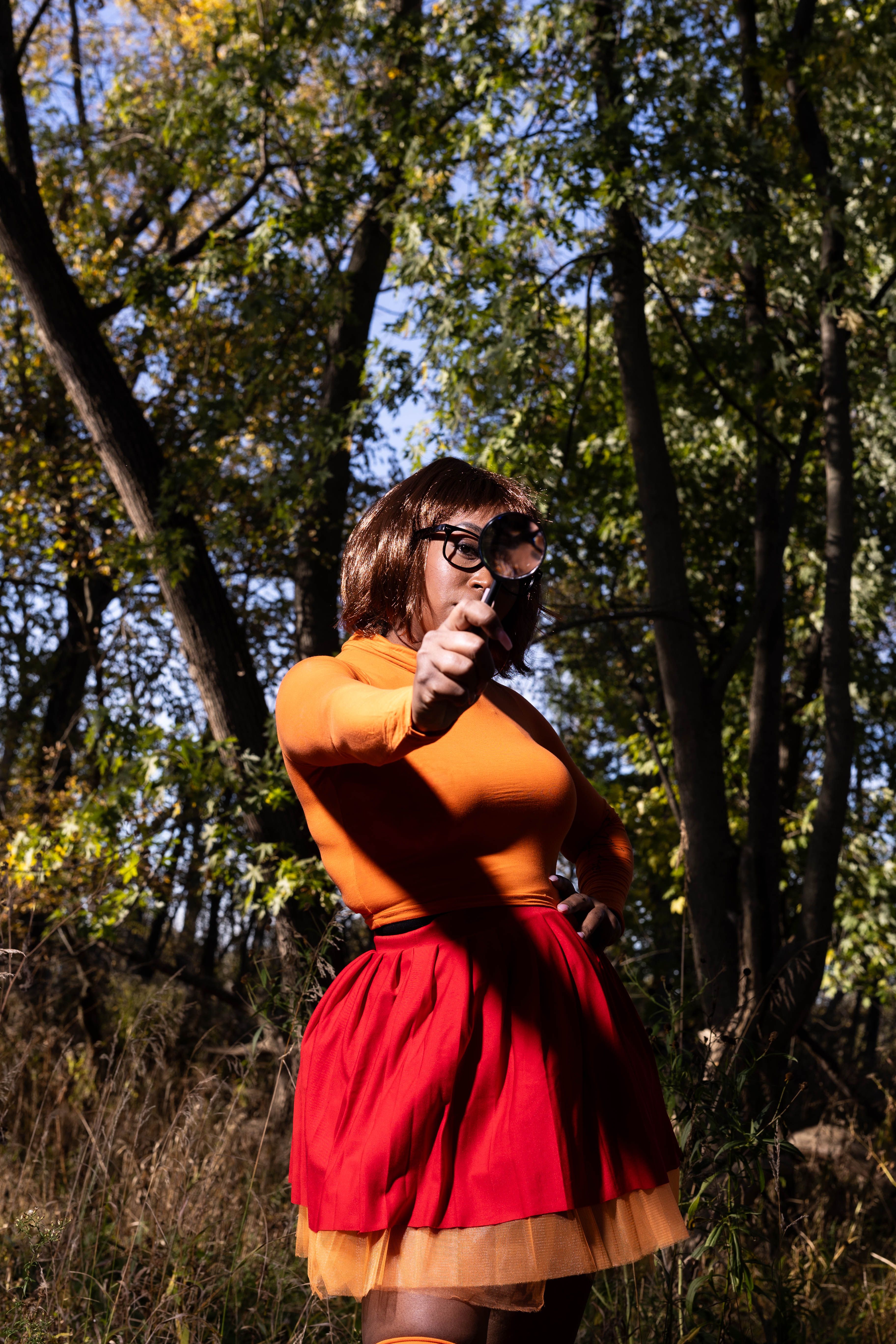 Cosplay De Velma Dans Un Décor De Forêt D'automne · Photo gratuite