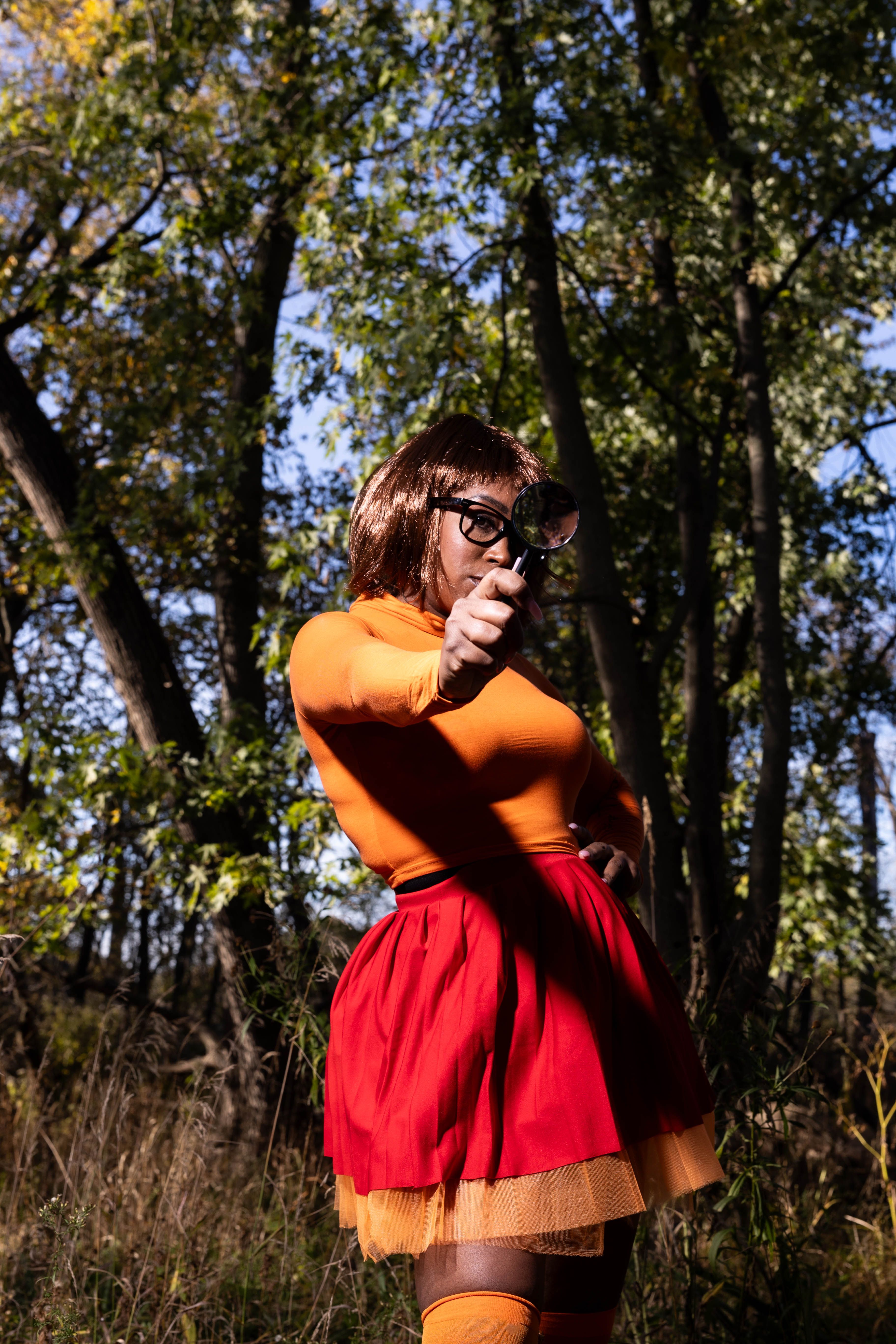 Cosplay De Velma En Un Entorno De Bosque Otoñal · Foto de stock gratuita