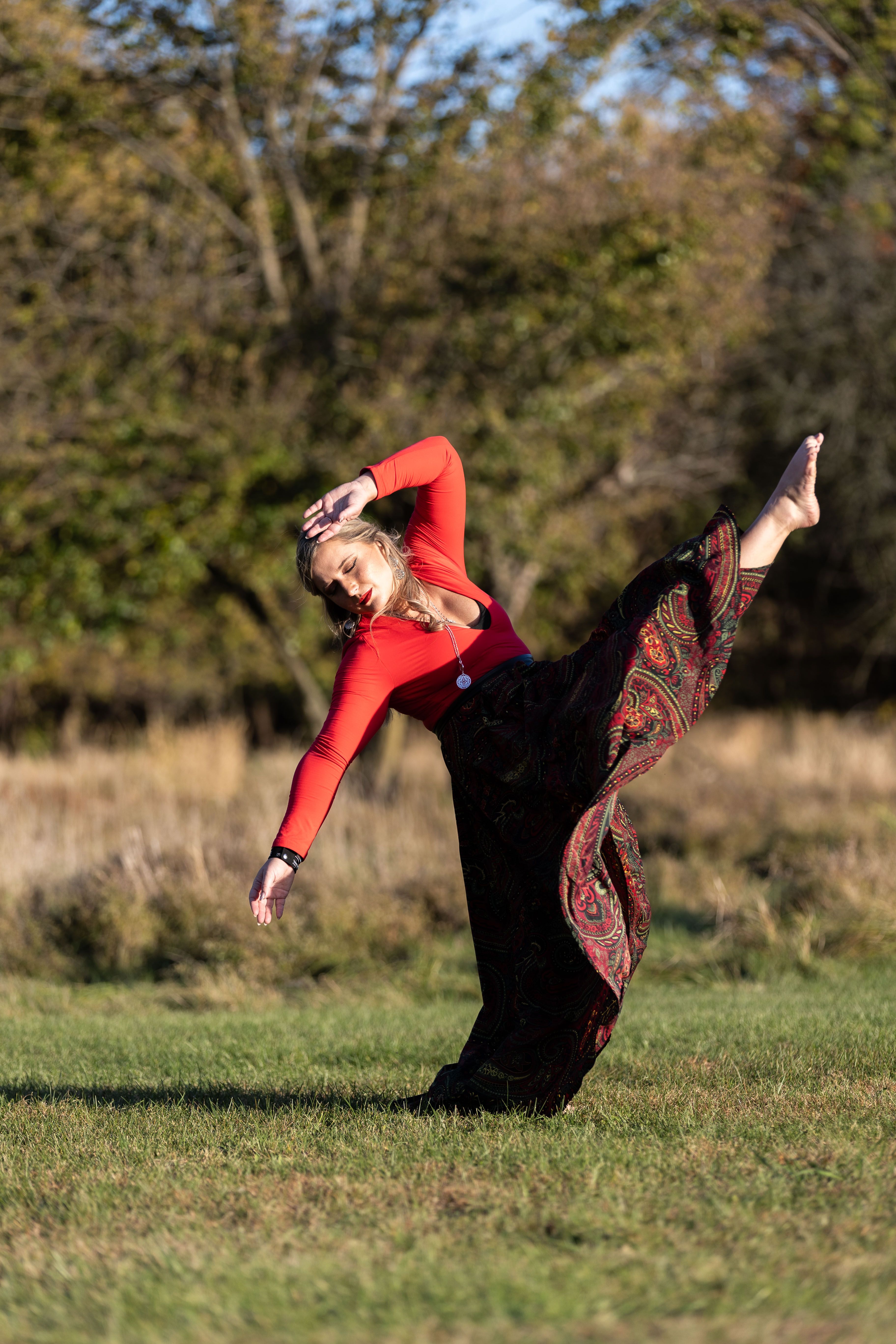 Woman Dancing in Autumn Field in Chicago Park · Free Stock Photo