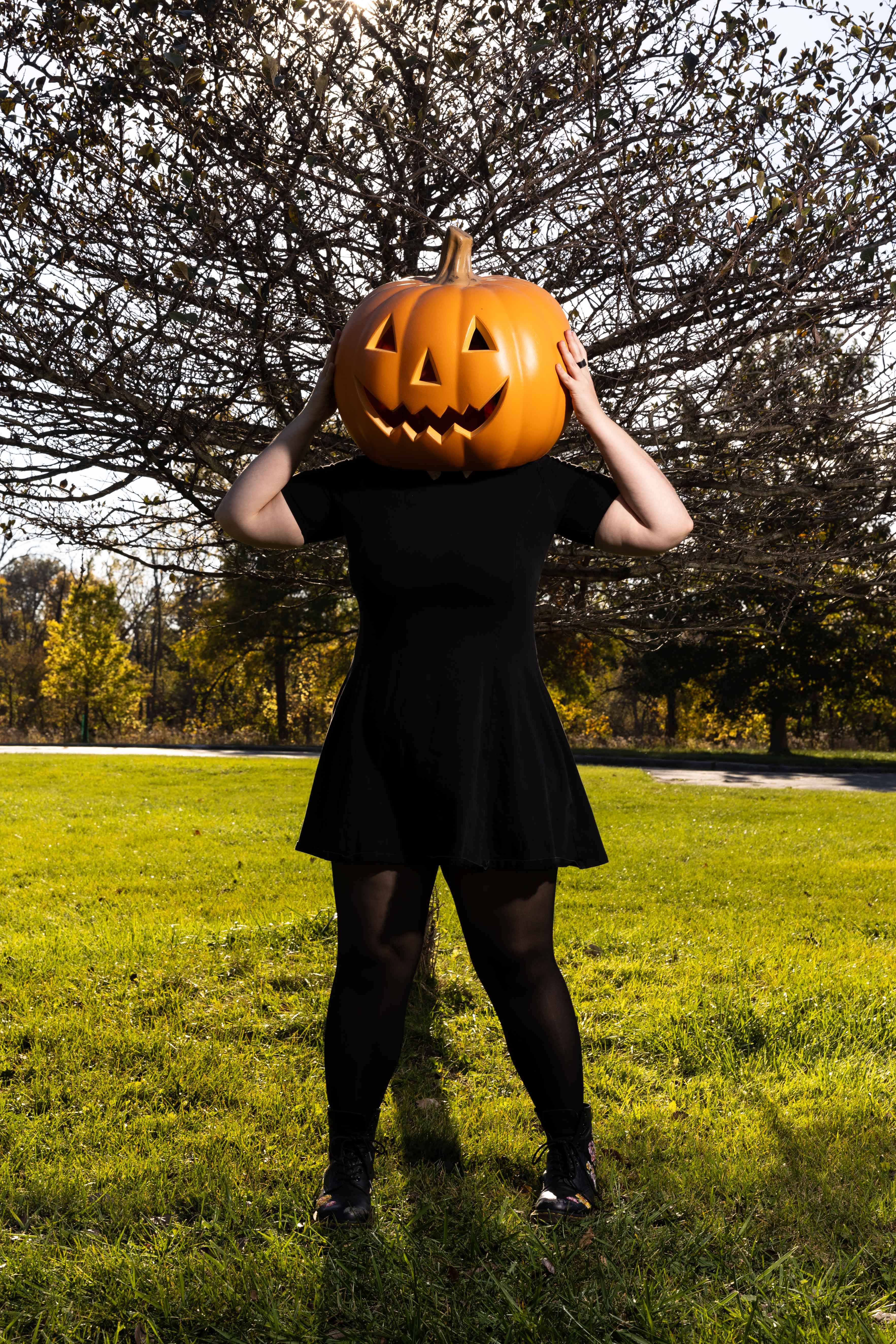 Disfraz De Halloween Con Cabeza De Calabaza En El Parque De Chicago ...