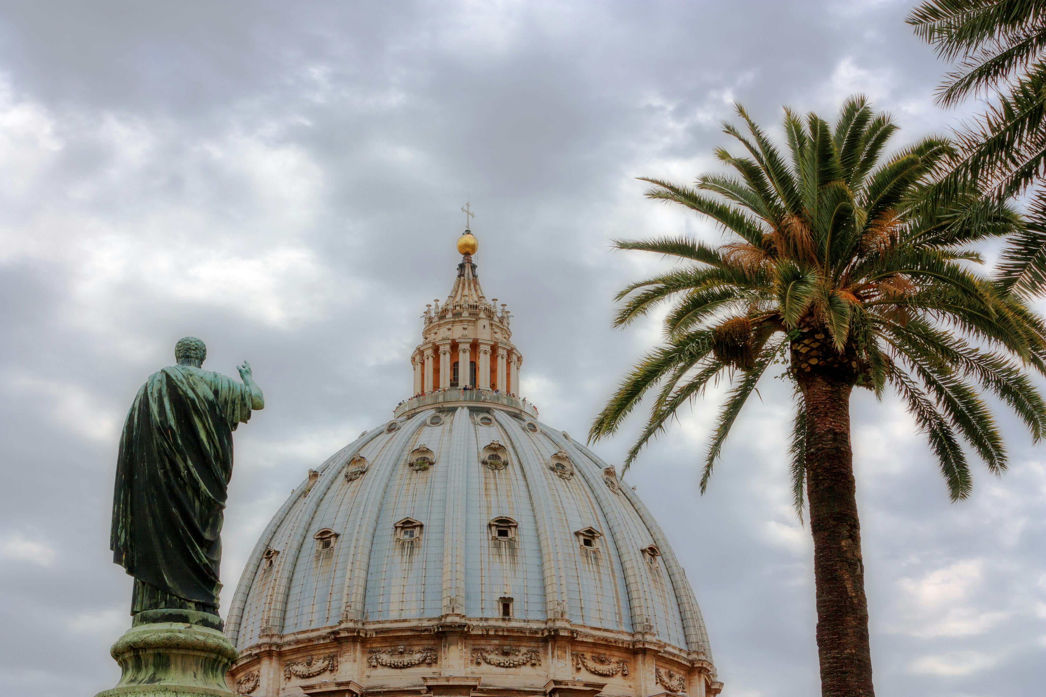 Cathédrale Saint Pierre De Rome. Vue Depuis Les Jardins Pontificaux ...