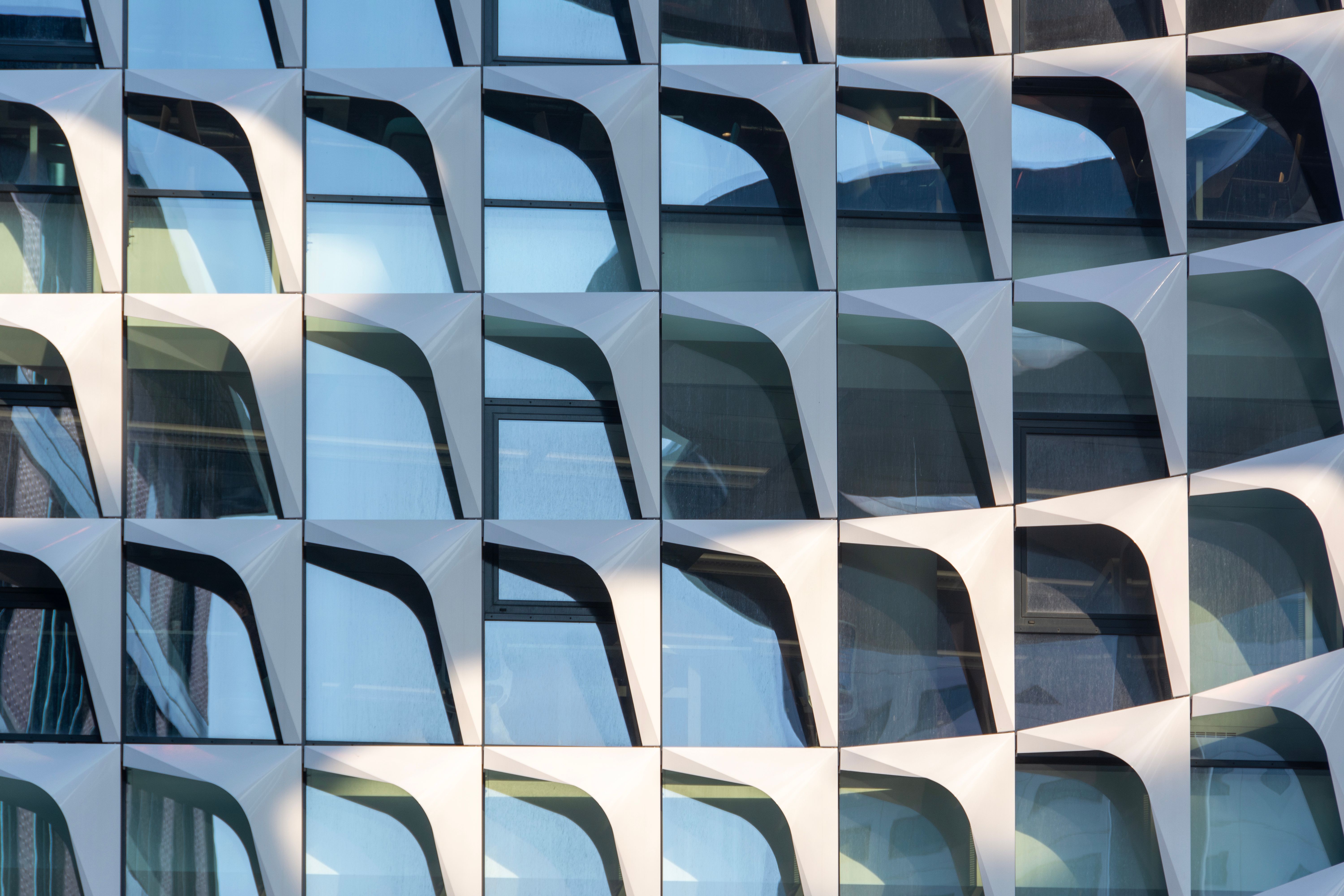 Fachada Arquitectónica Moderna Con Patrones Geométricos · Foto de stock ...