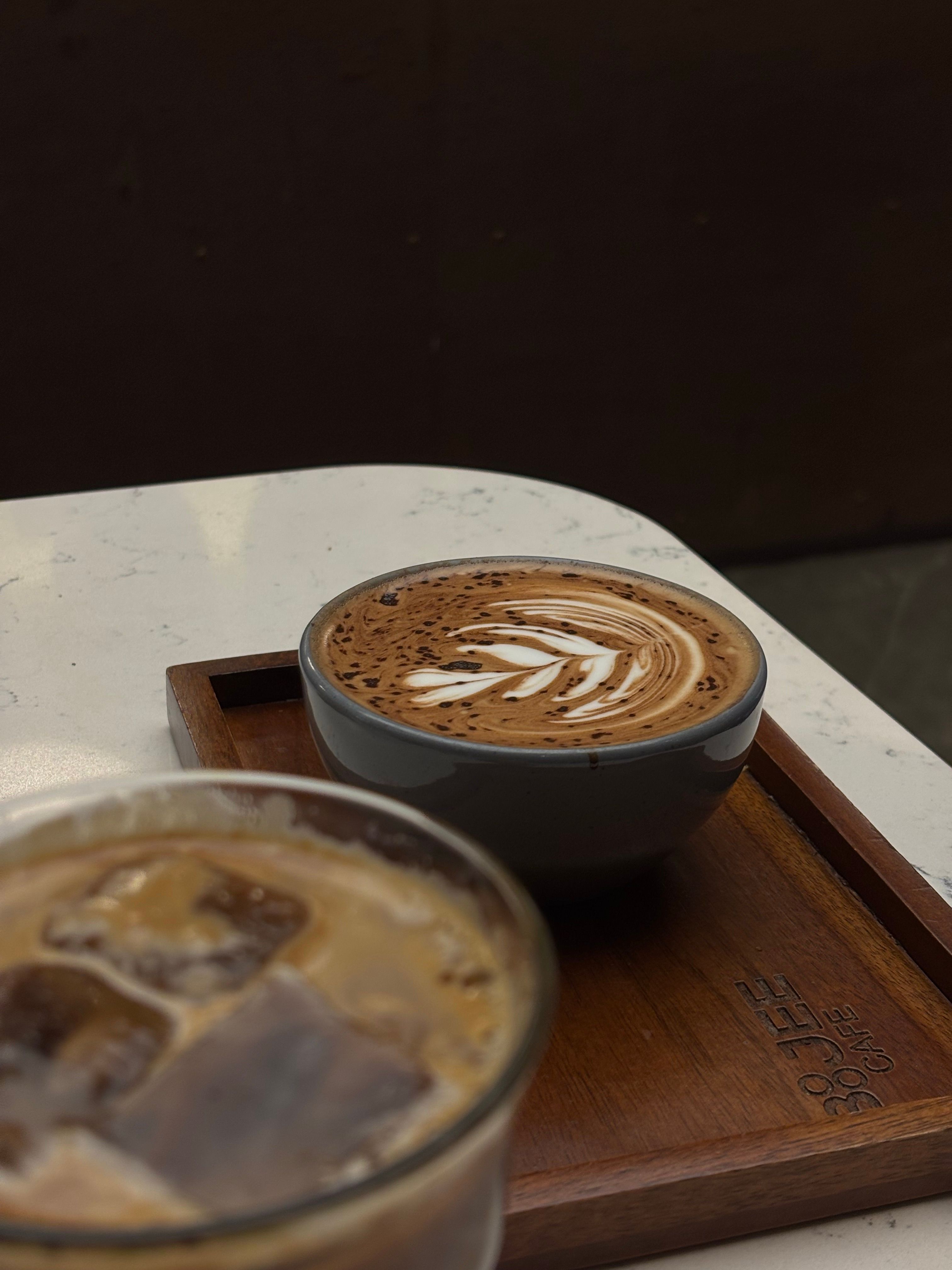 Arte Con Café Con Leche En Un Ambiente De Cafetería De Bombay · Foto de ...