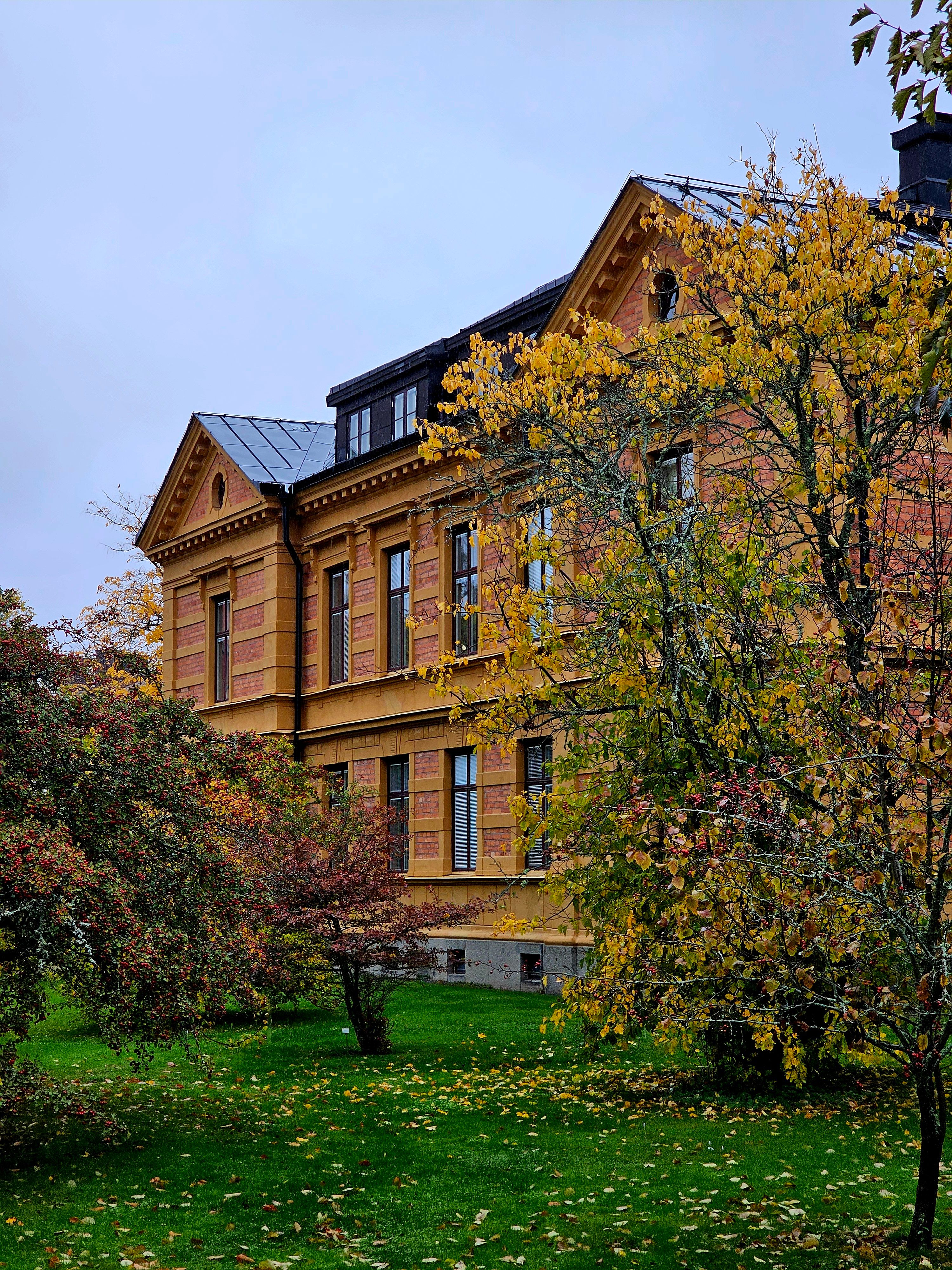 Autumn View of Historic Building in Uppsala · Free Stock Photo