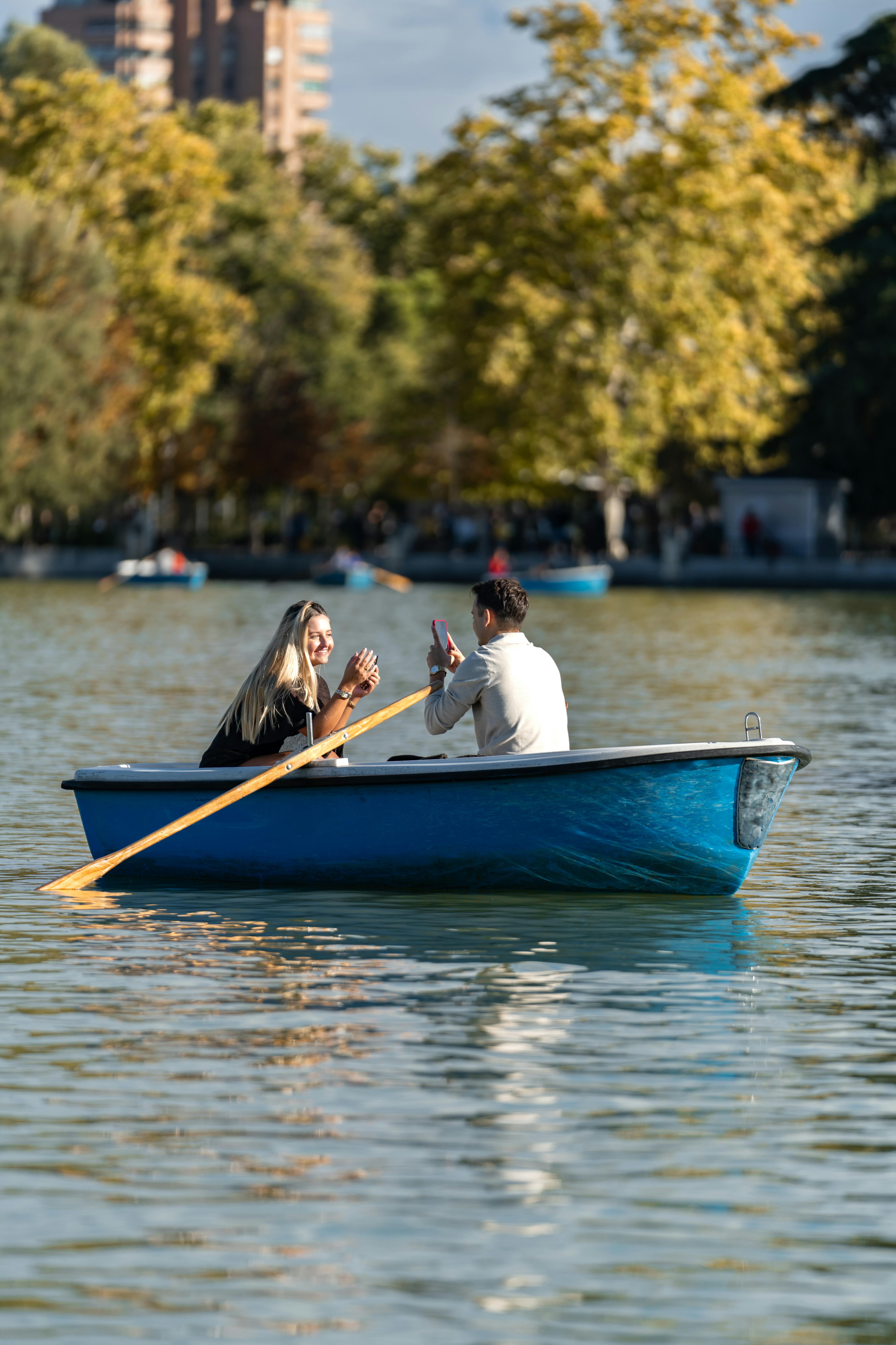 Couple Rowing a Boat in Retiro Park, Madrid · Free Stock Photo