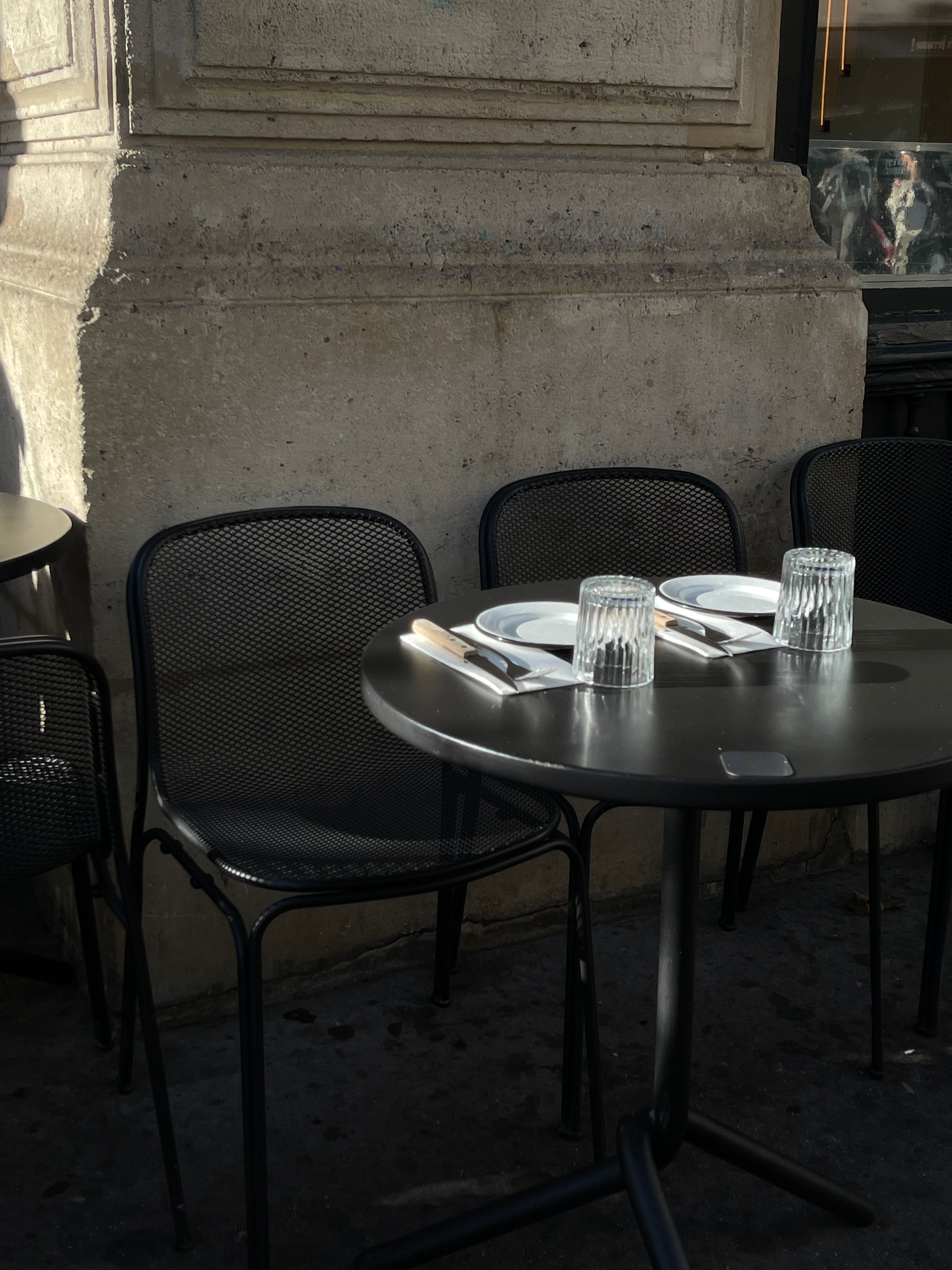 Table De Café D'extérieur Avec Cadre Ensoleillé · Photo gratuite