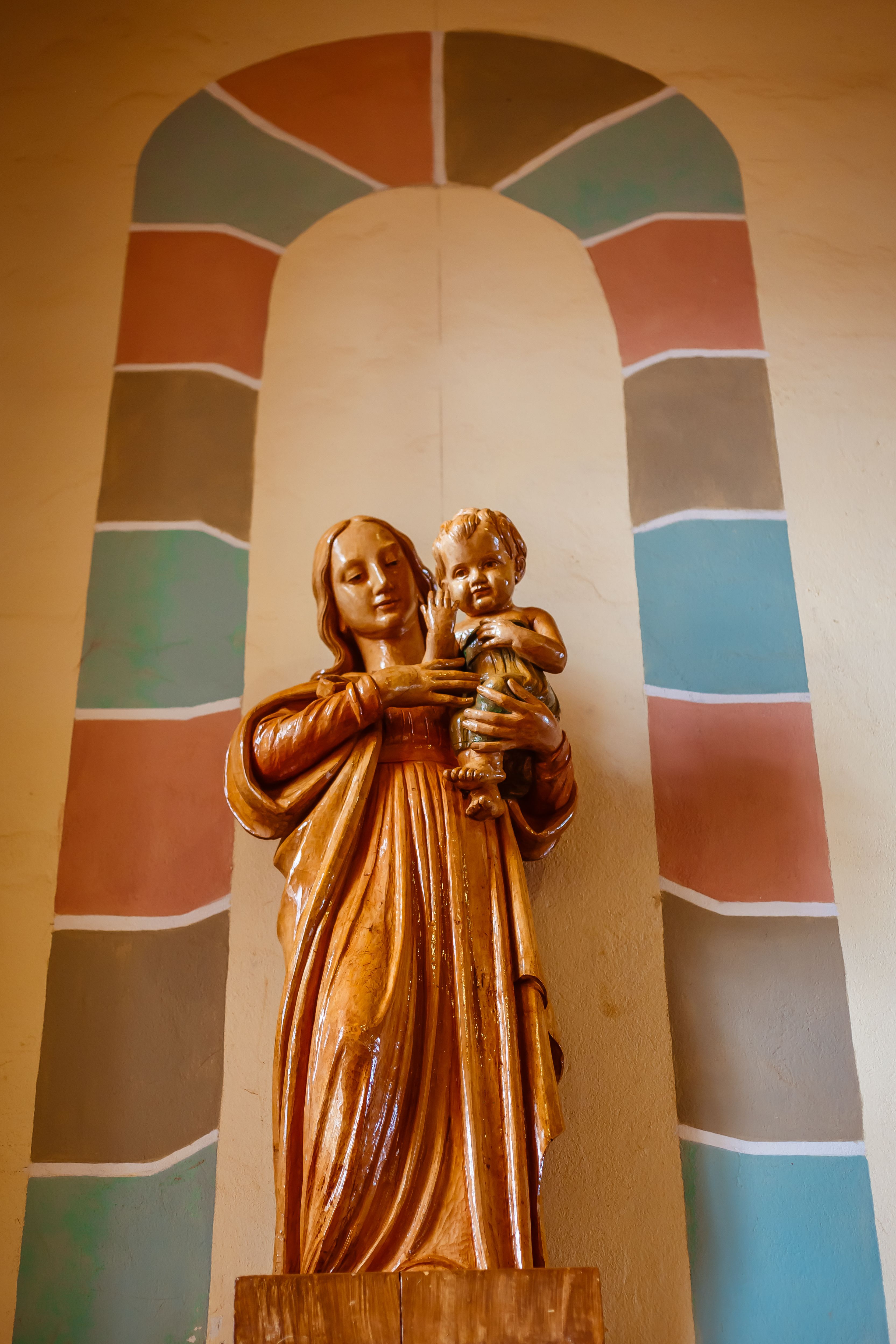 Patung Kayu Maria Dan Anak Di Gereja · Foto Stok Gratis
