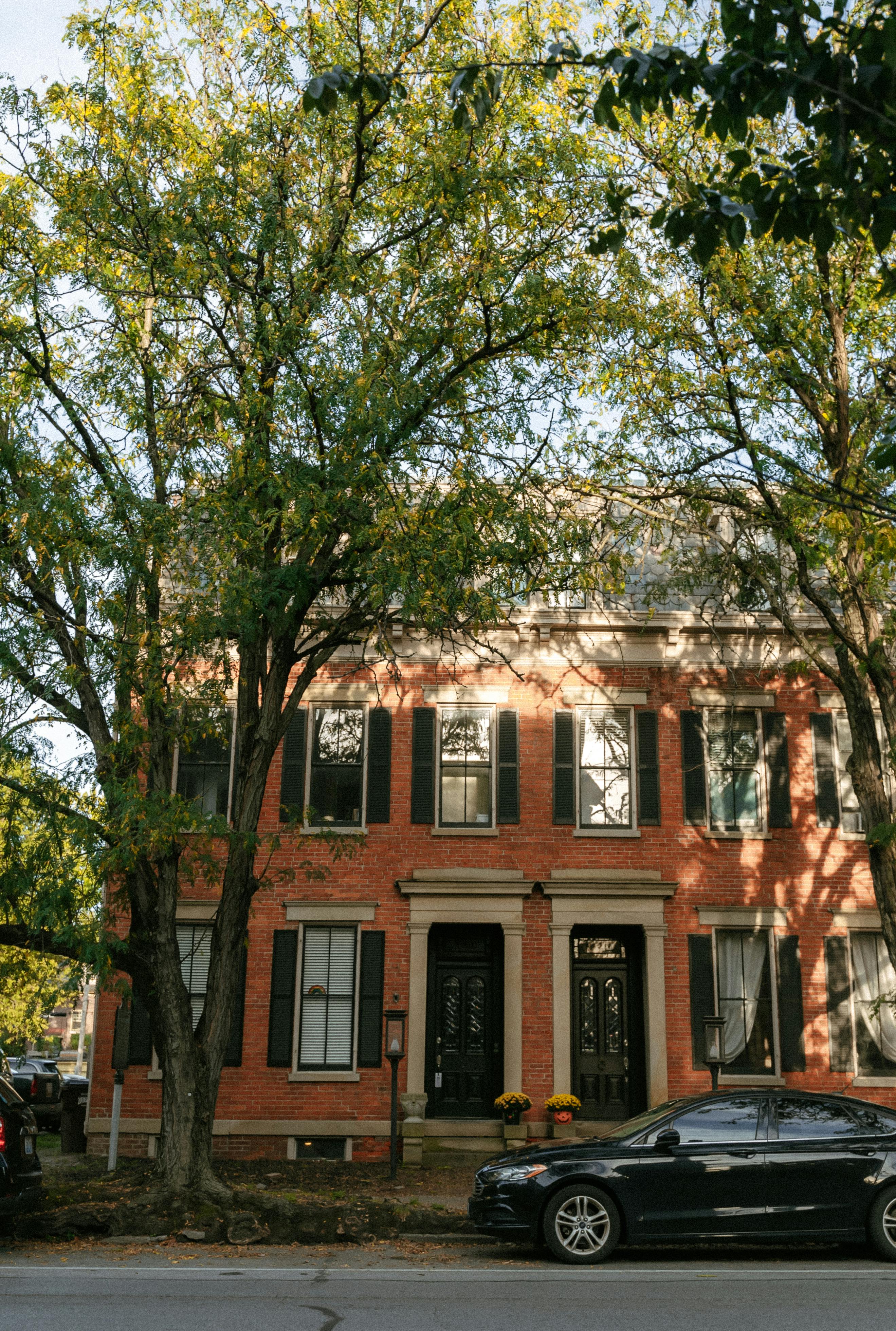Historic Brick Building in Cincinnati's Fall Setting · Free Stock Photo