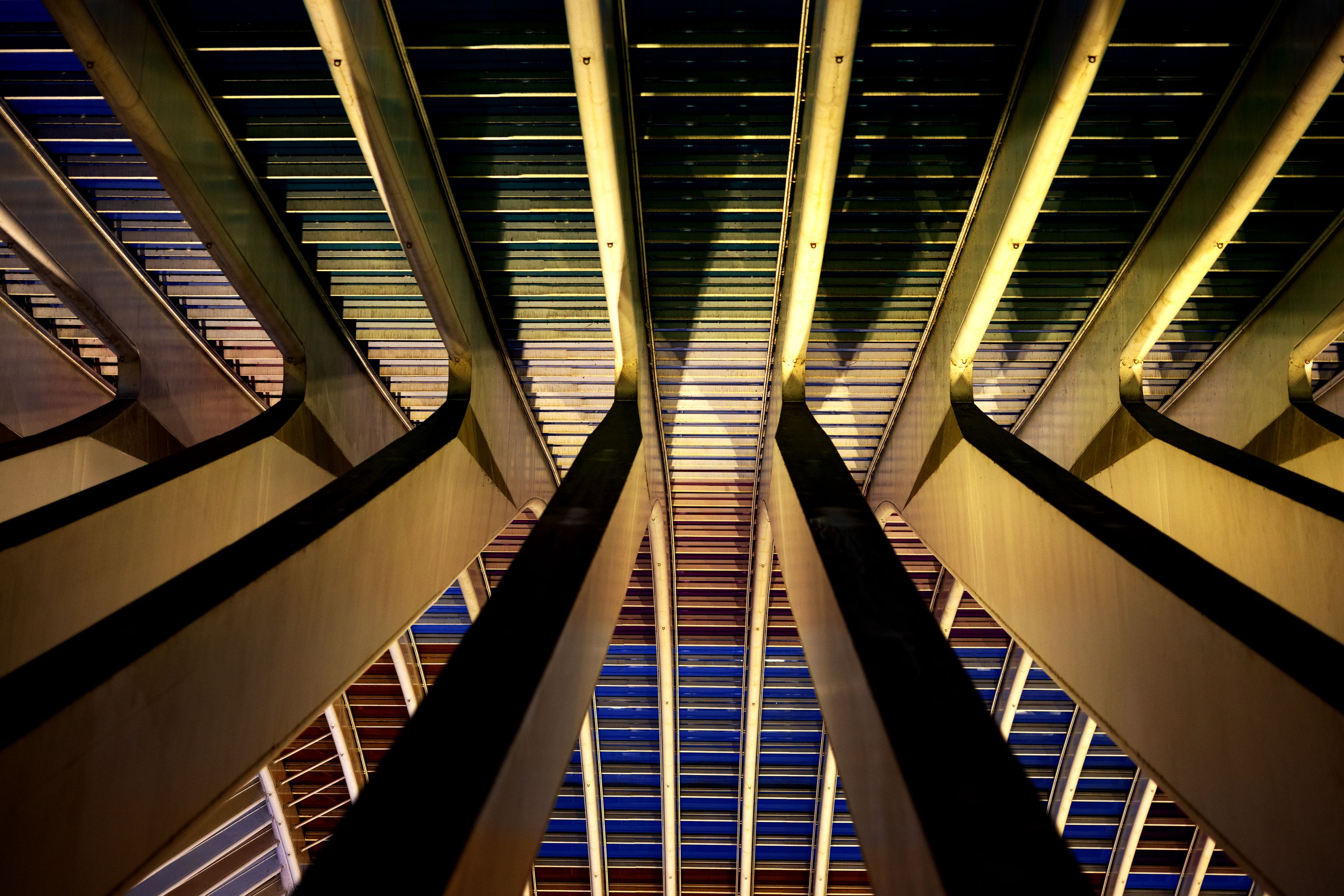 Columnas Arquitectónicas Modernas De Noche · Foto de stock gratuita