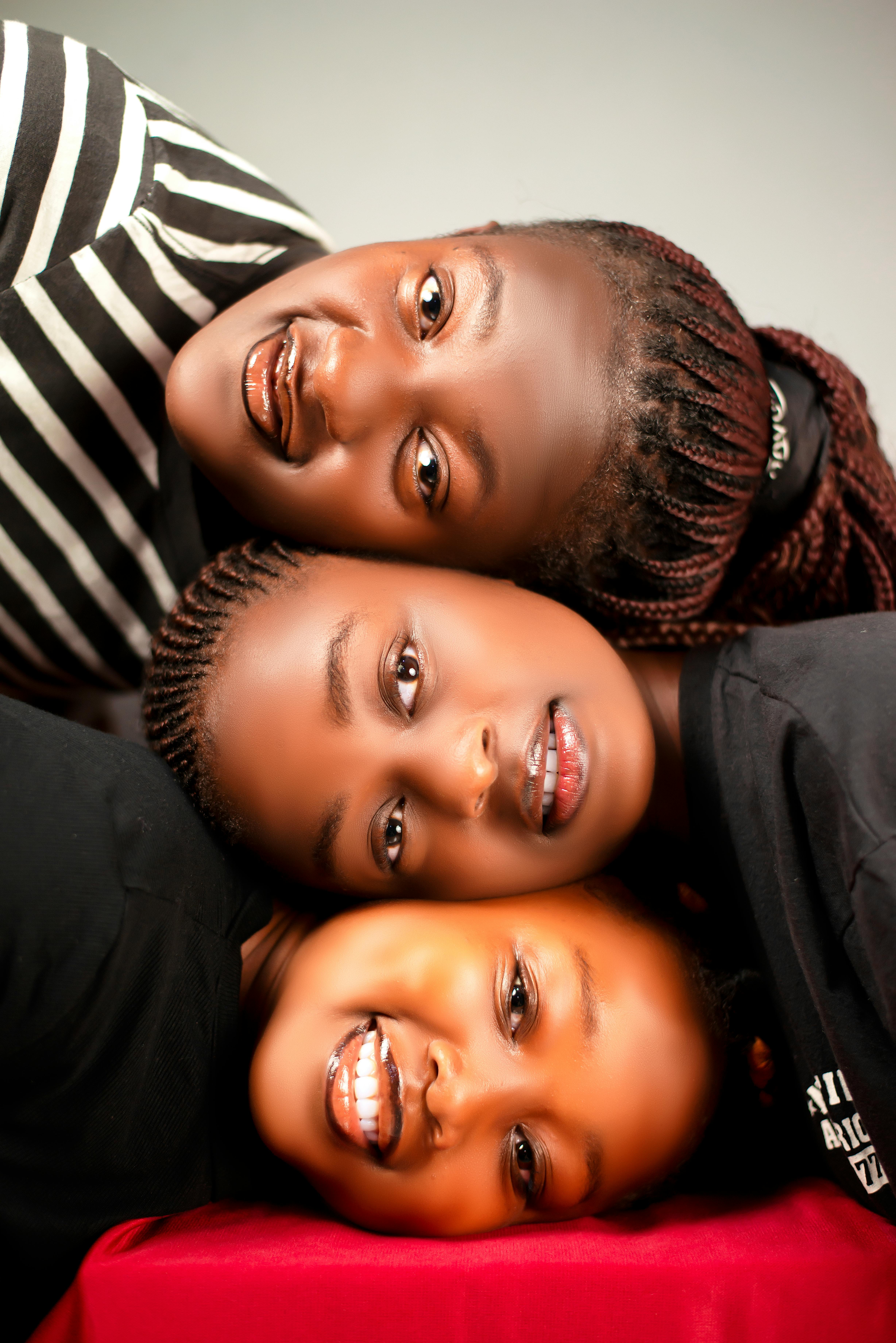 Três Mulheres Felizes Relaxando Juntas Dentro De Casa · Foto ...