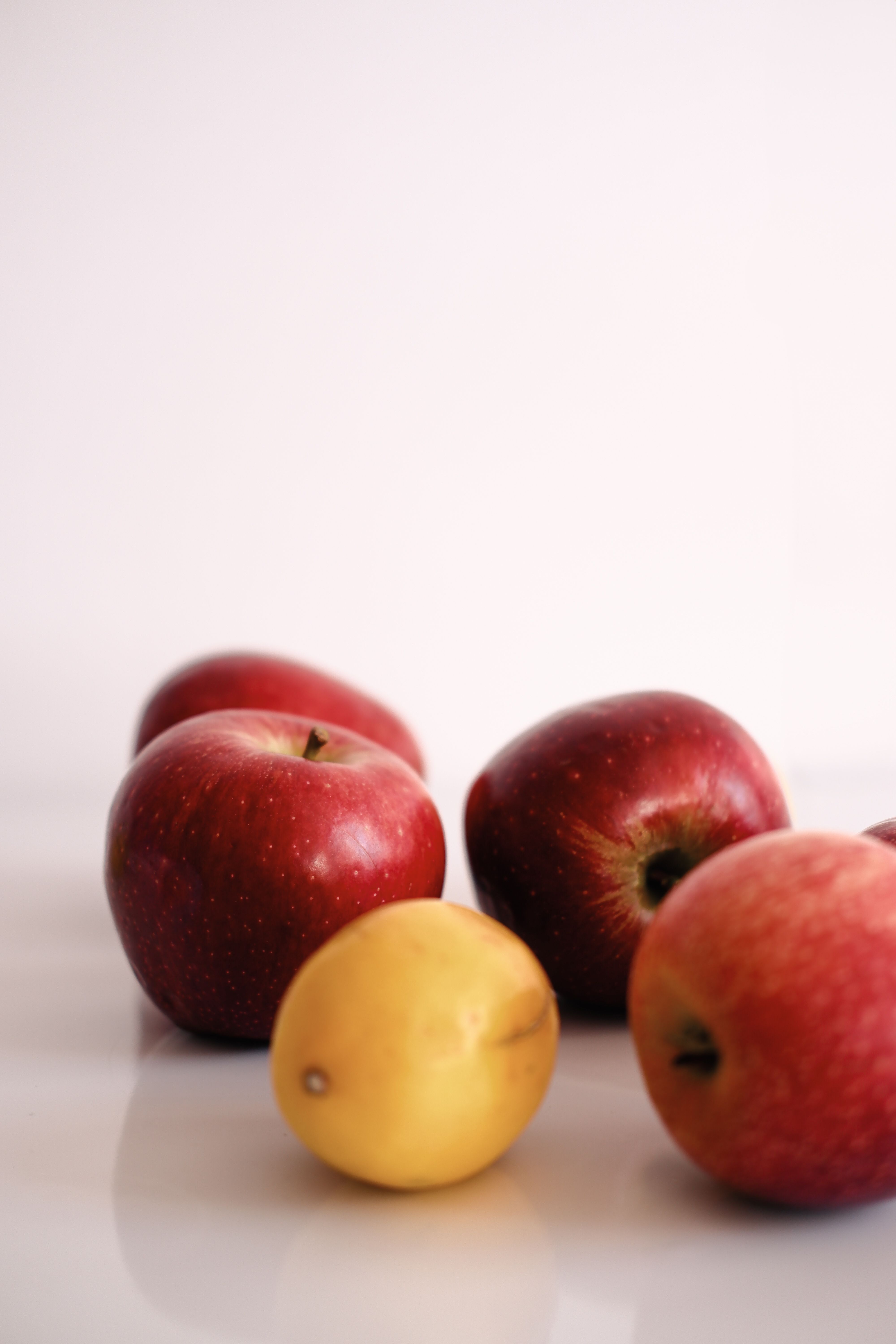 Fresh Apples and Lemon on Reflective Surface · Free Stock Photo