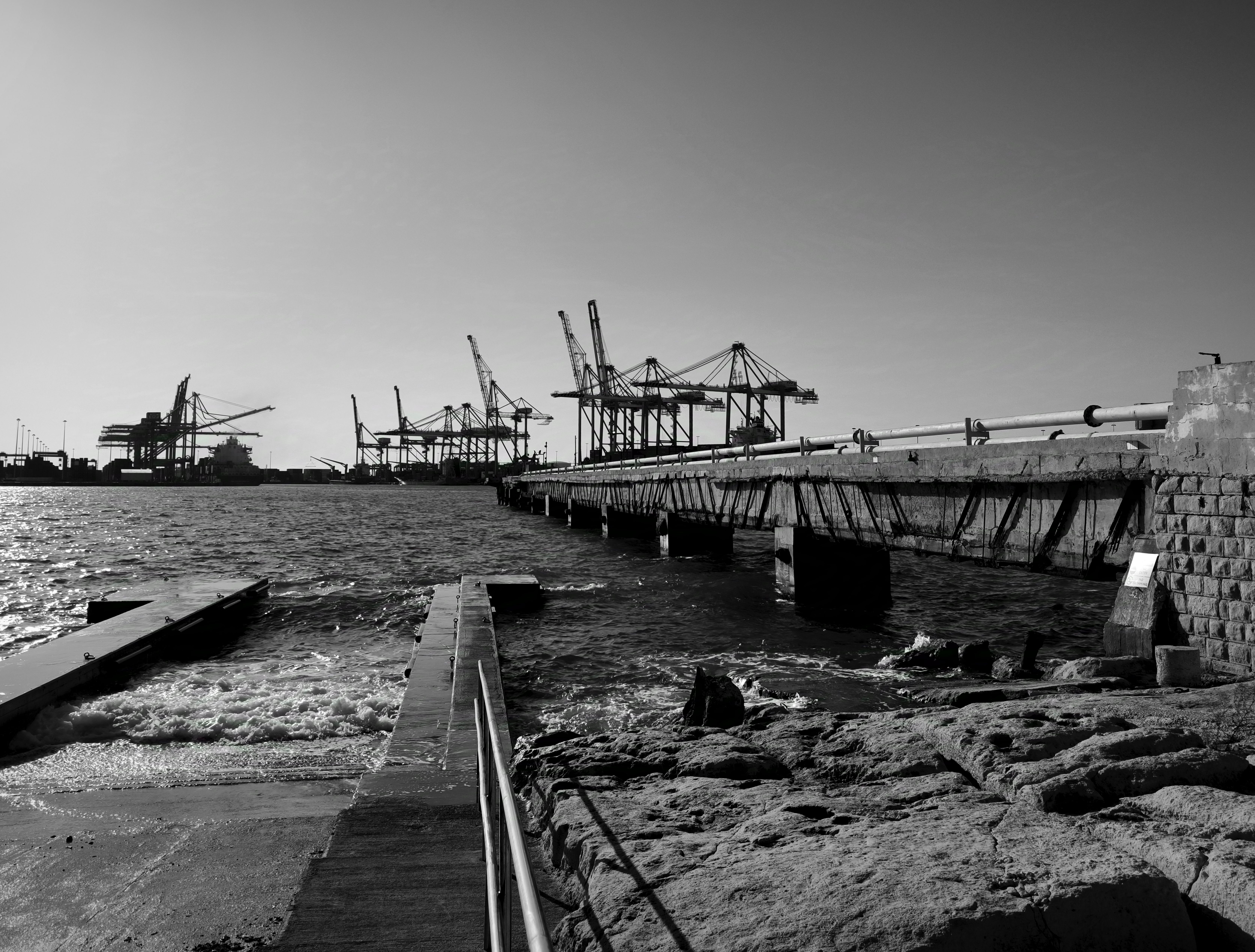 Muelles Industriales Junto Al Mar Con Grúas En Blanco Y Negro · Foto de ...