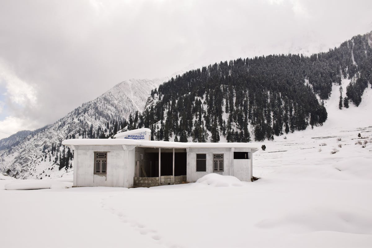 Little House In Snow Photos, Download The BEST Free Little House In ...