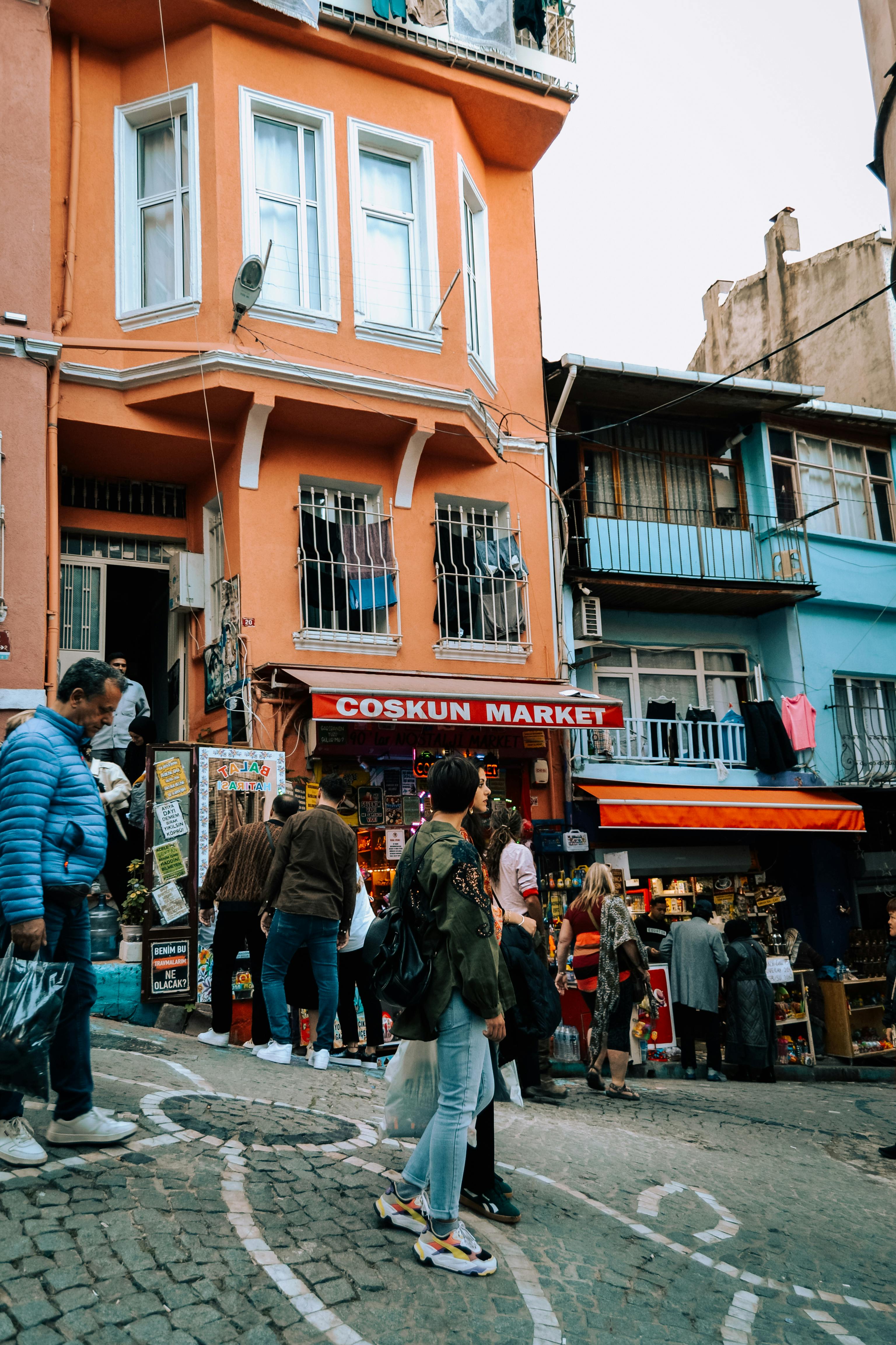 Vibrant street market scene with colorful buildings · Free Stock Photo
