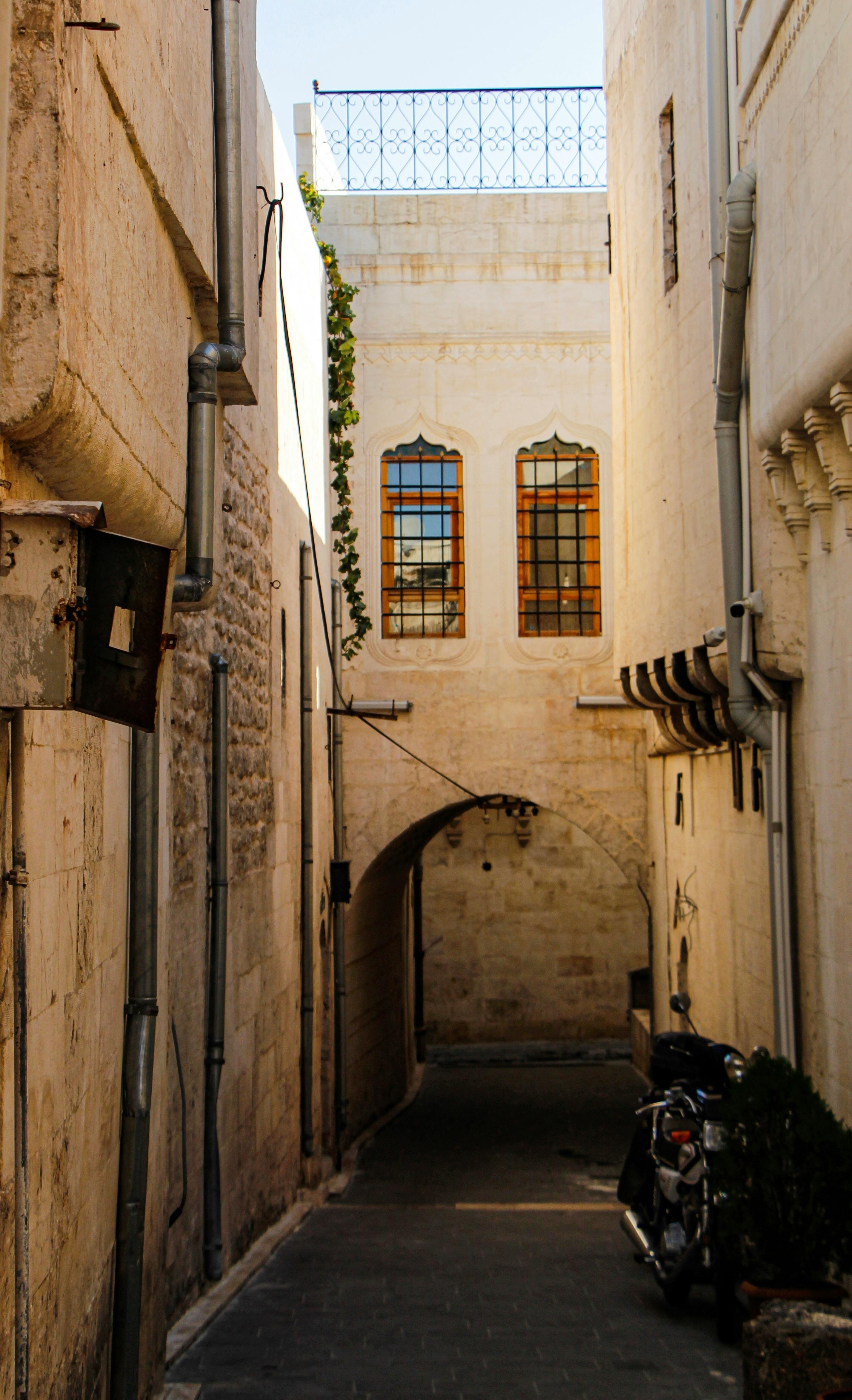 Historic Narrow Alley in Şanlıurfa, Turkey · Free Stock Photo