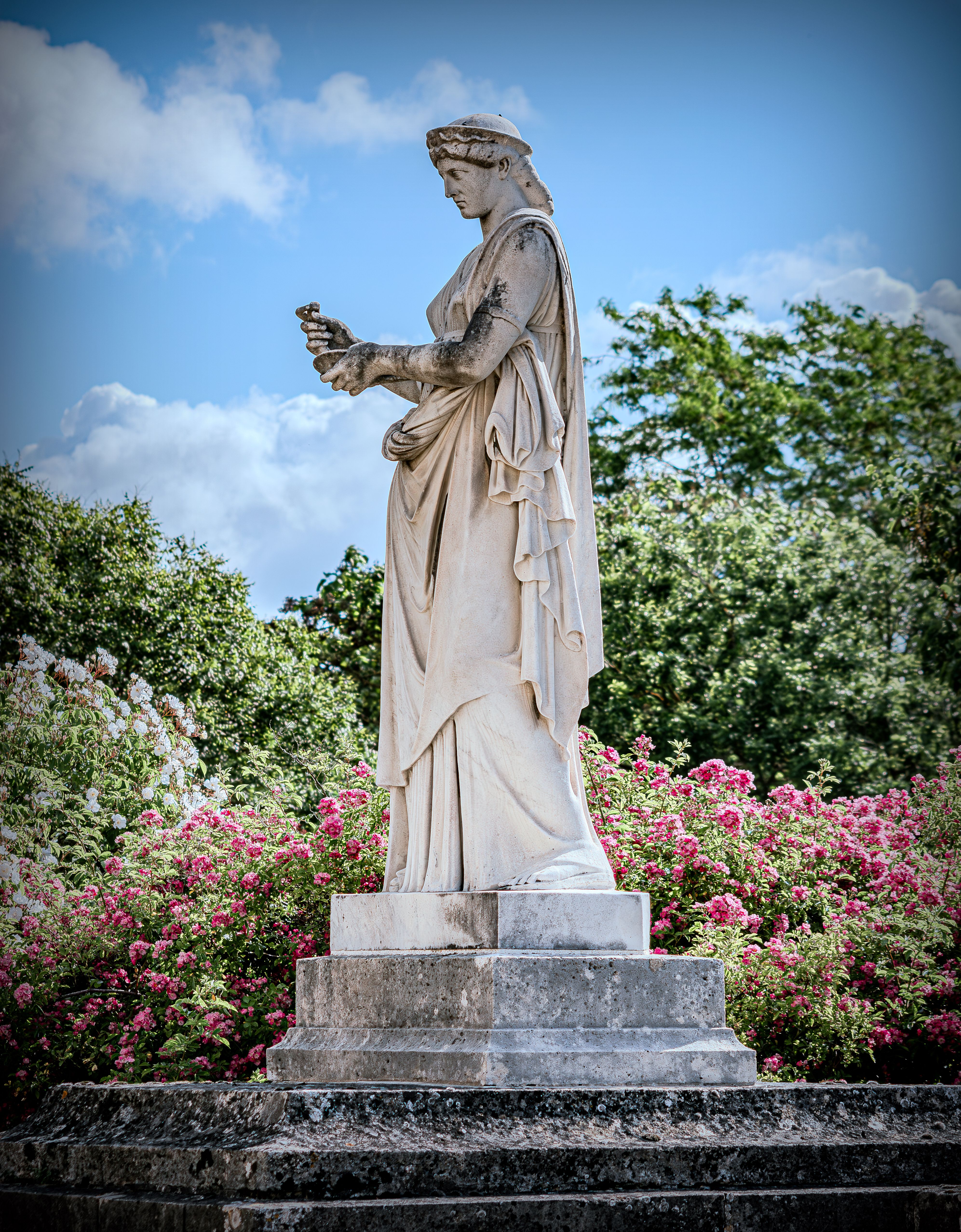 Encuentro Con Una Estatua En El Parque · Foto de stock gratuita