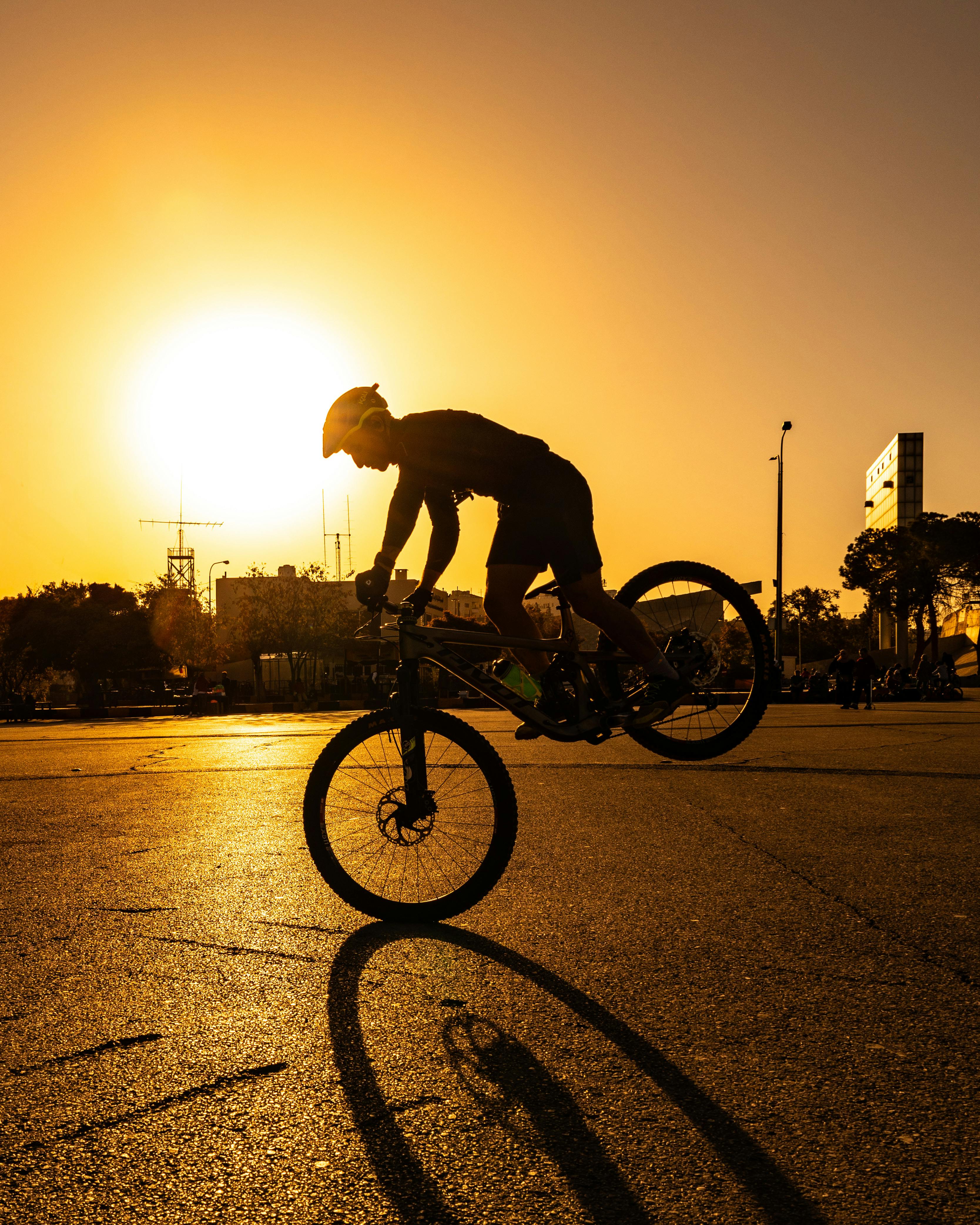 Urban Cyclist Freestyle Riding at Sunset in Amman · Free Stock Photo