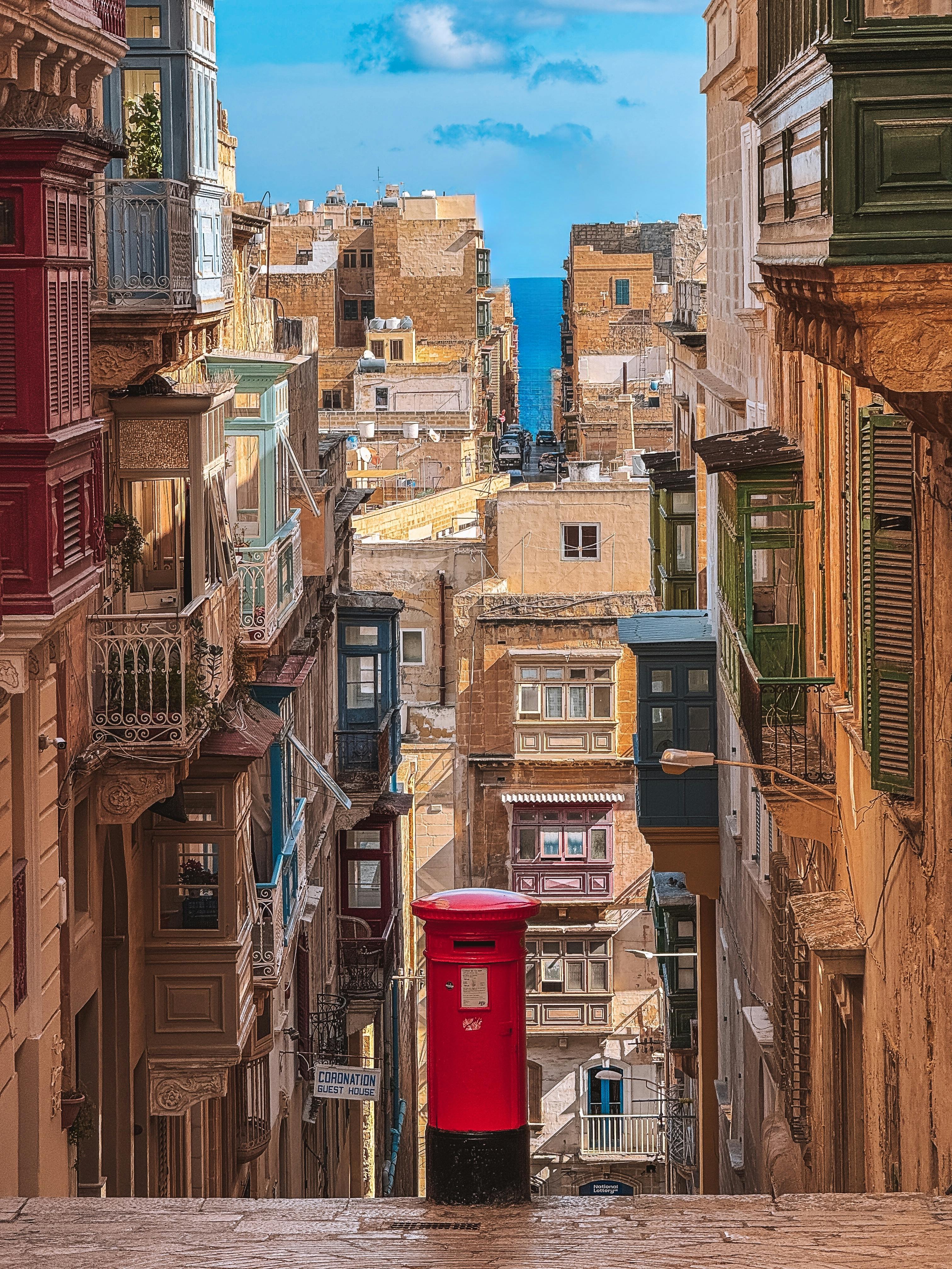 Varandas Coloridas E Ruas Históricas De Valletta · Foto profissional ...