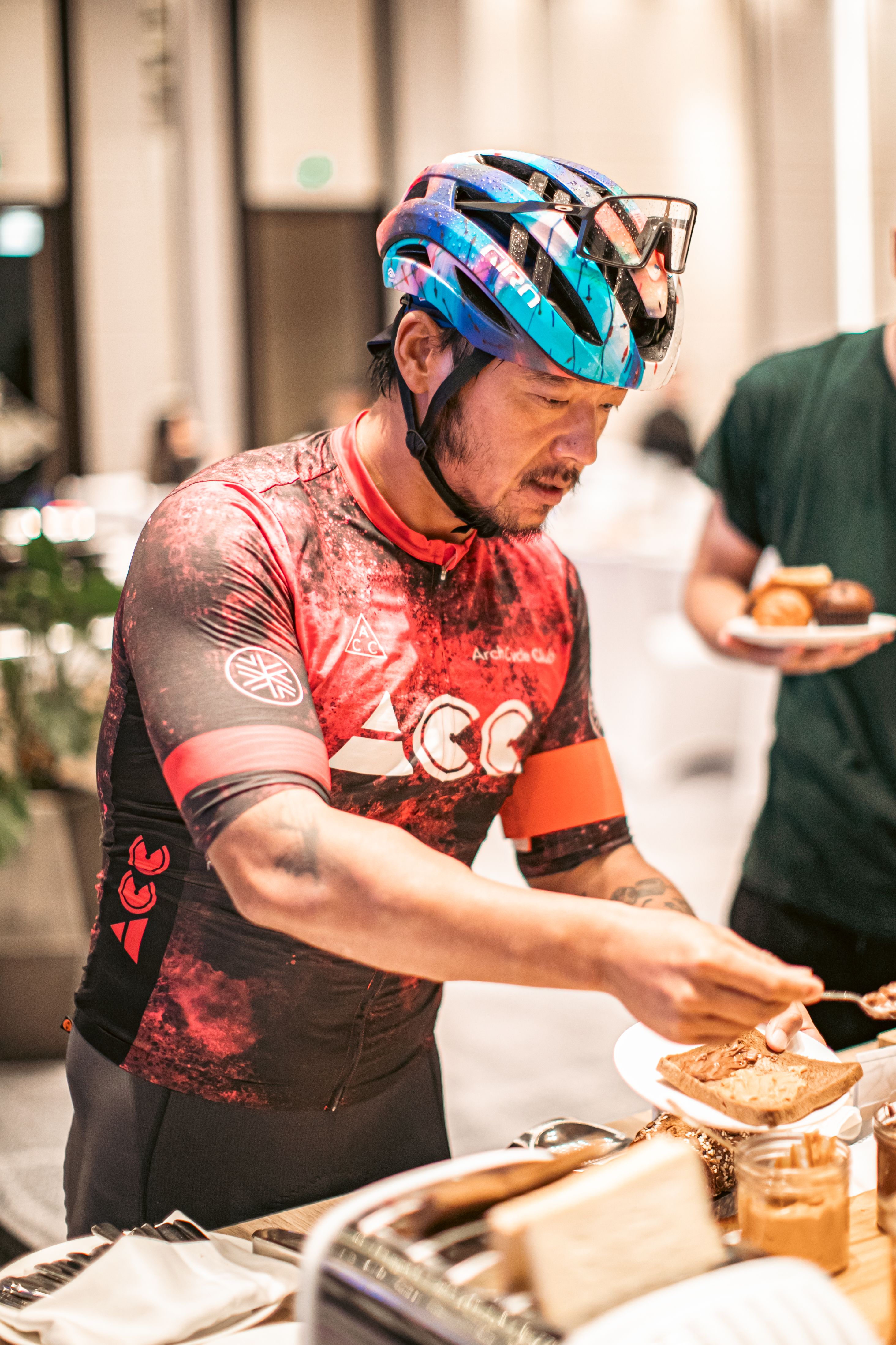 Ciclista Che Si Gode Il Pasto Post Gara Al Chiuso · Immagine Gratuita 3783