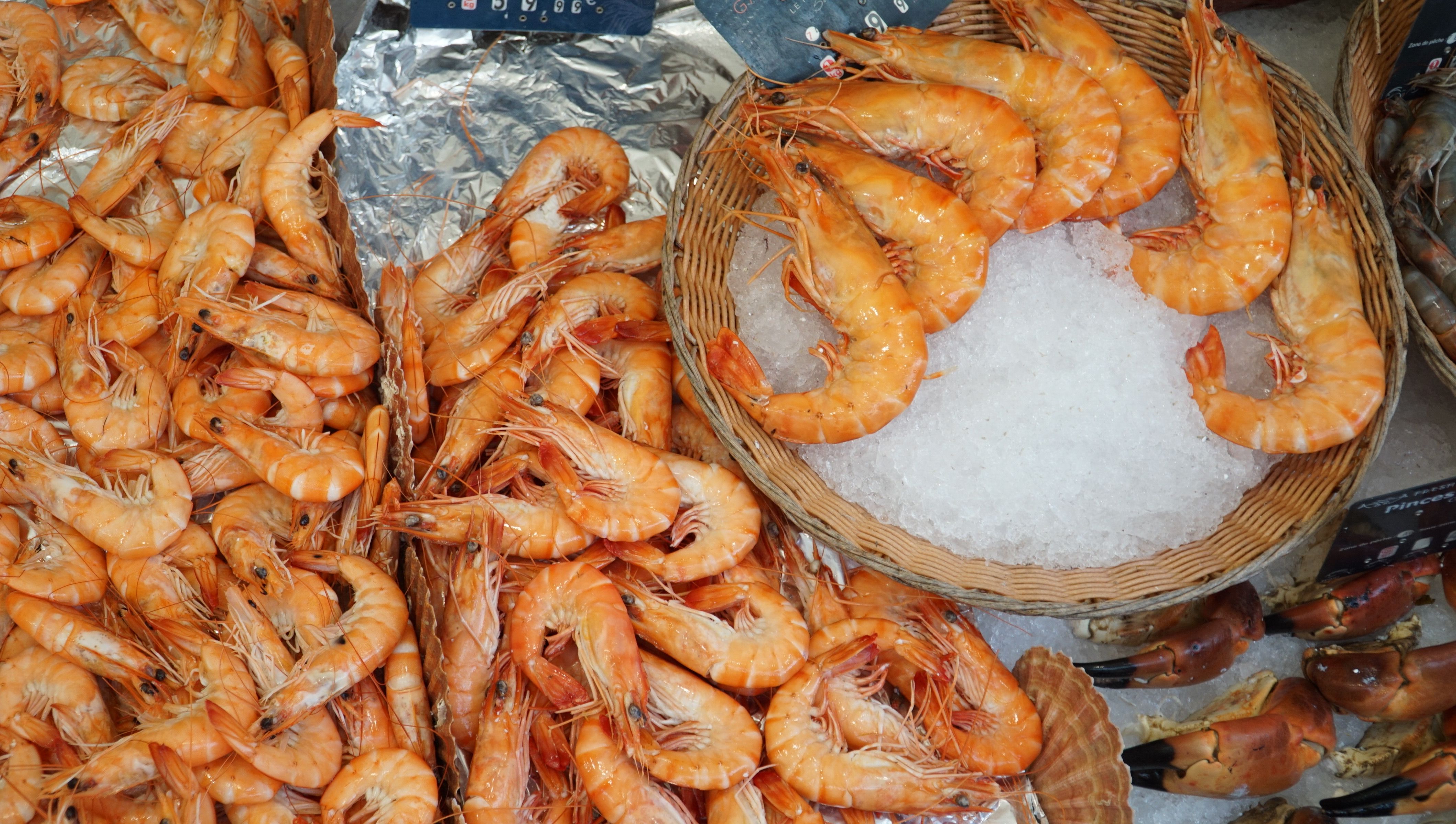 Exhibición De Gambas Y Mariscos Frescos En El Mercado · Foto de stock ...