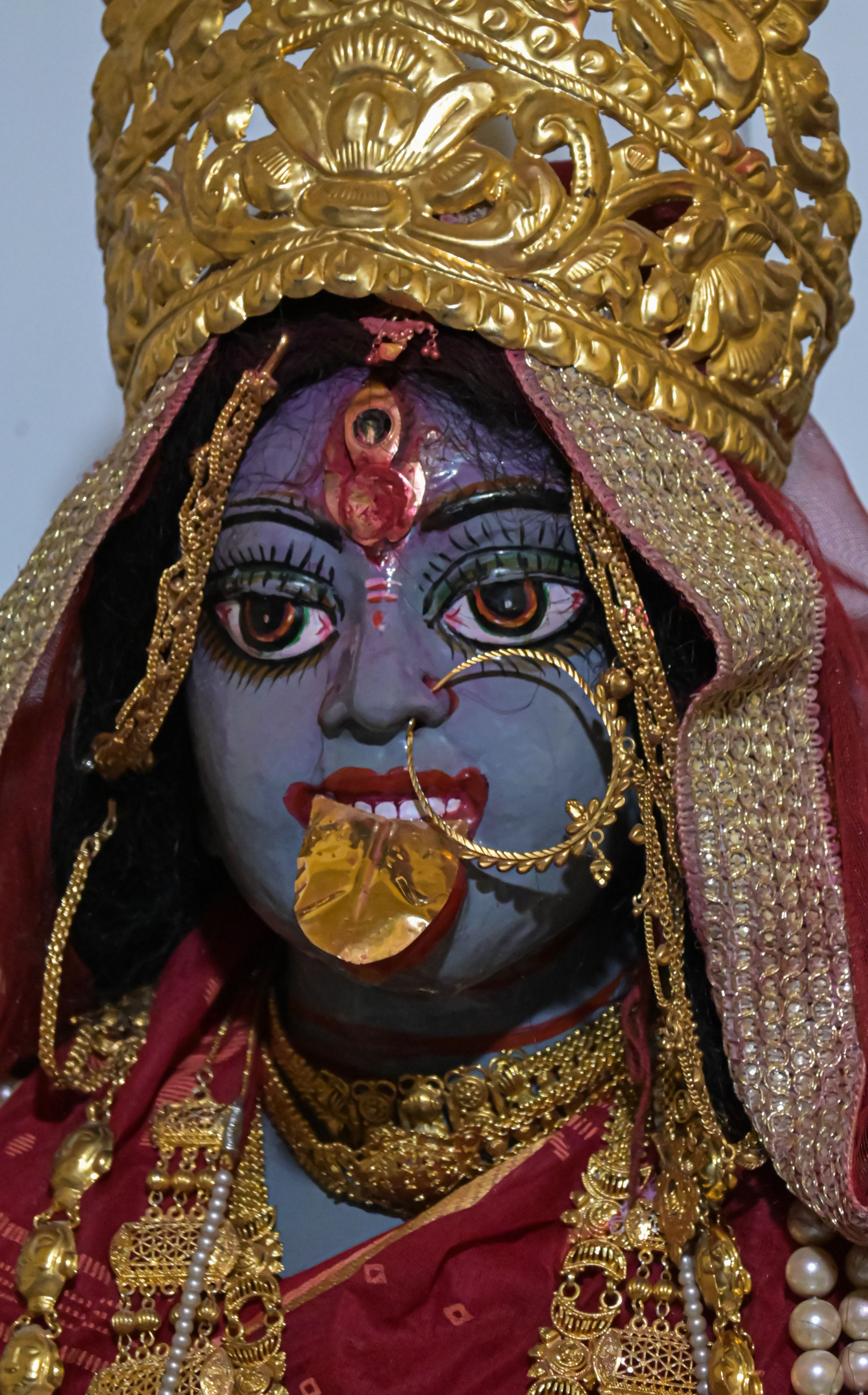 Patung Dewi Kali Yang Rumit Dengan Mahkota Emas · Foto Stok Gratis