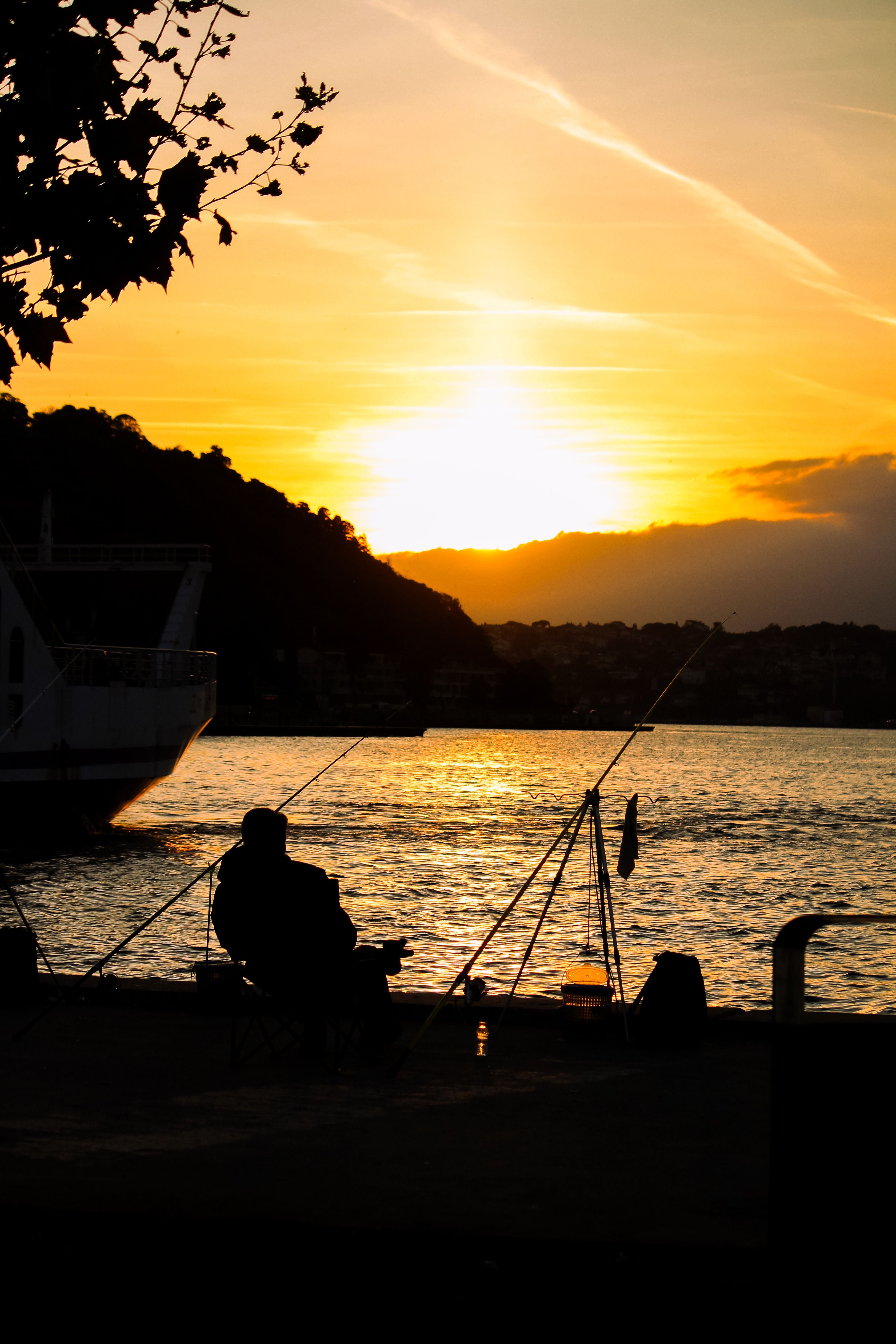 Scenic Sunset Fishing at Tranquil Lakeside · Free Stock Photo