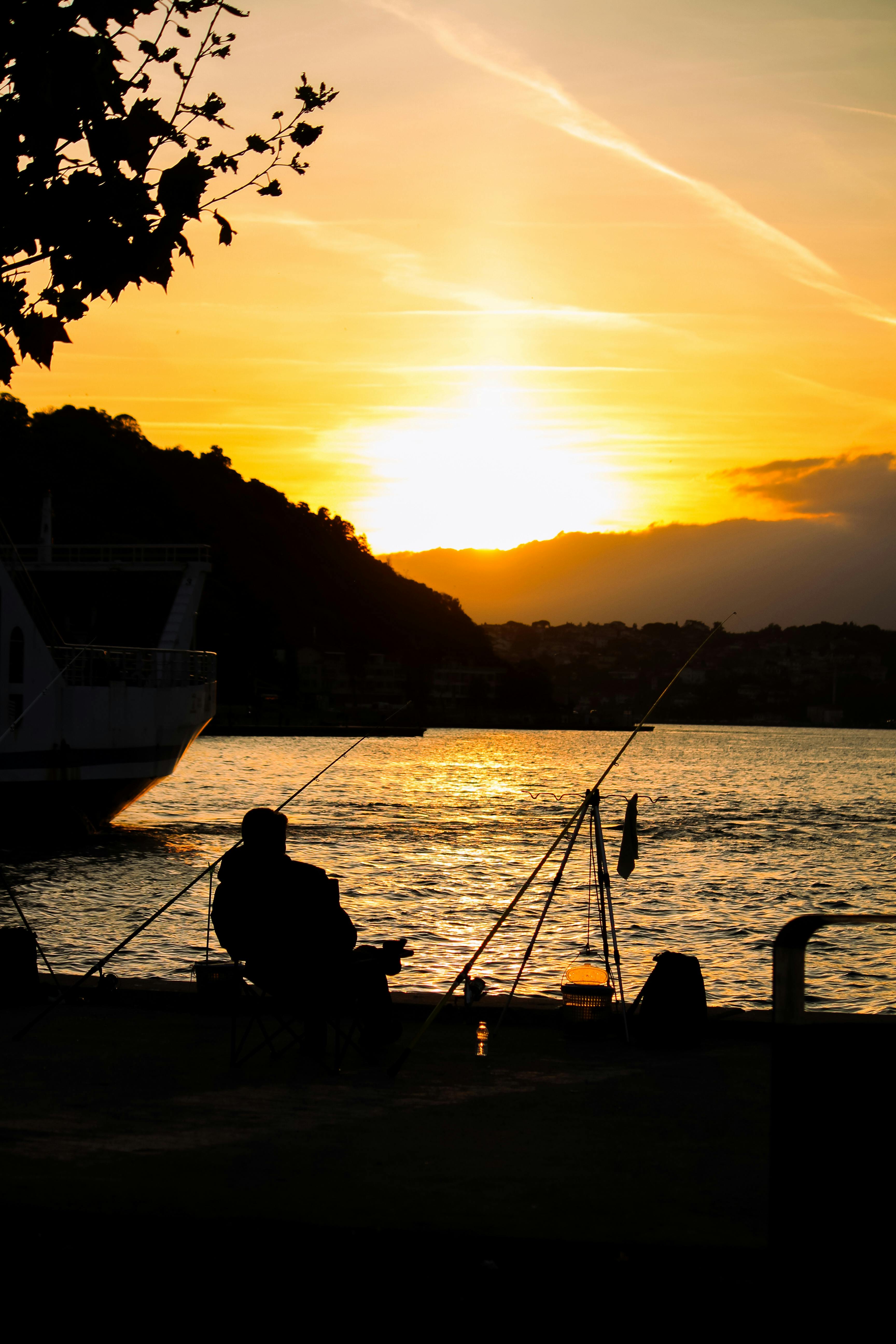 Memancing Di Saat Matahari Terbenam Yang Indah Di Tepi Danau Yang ...