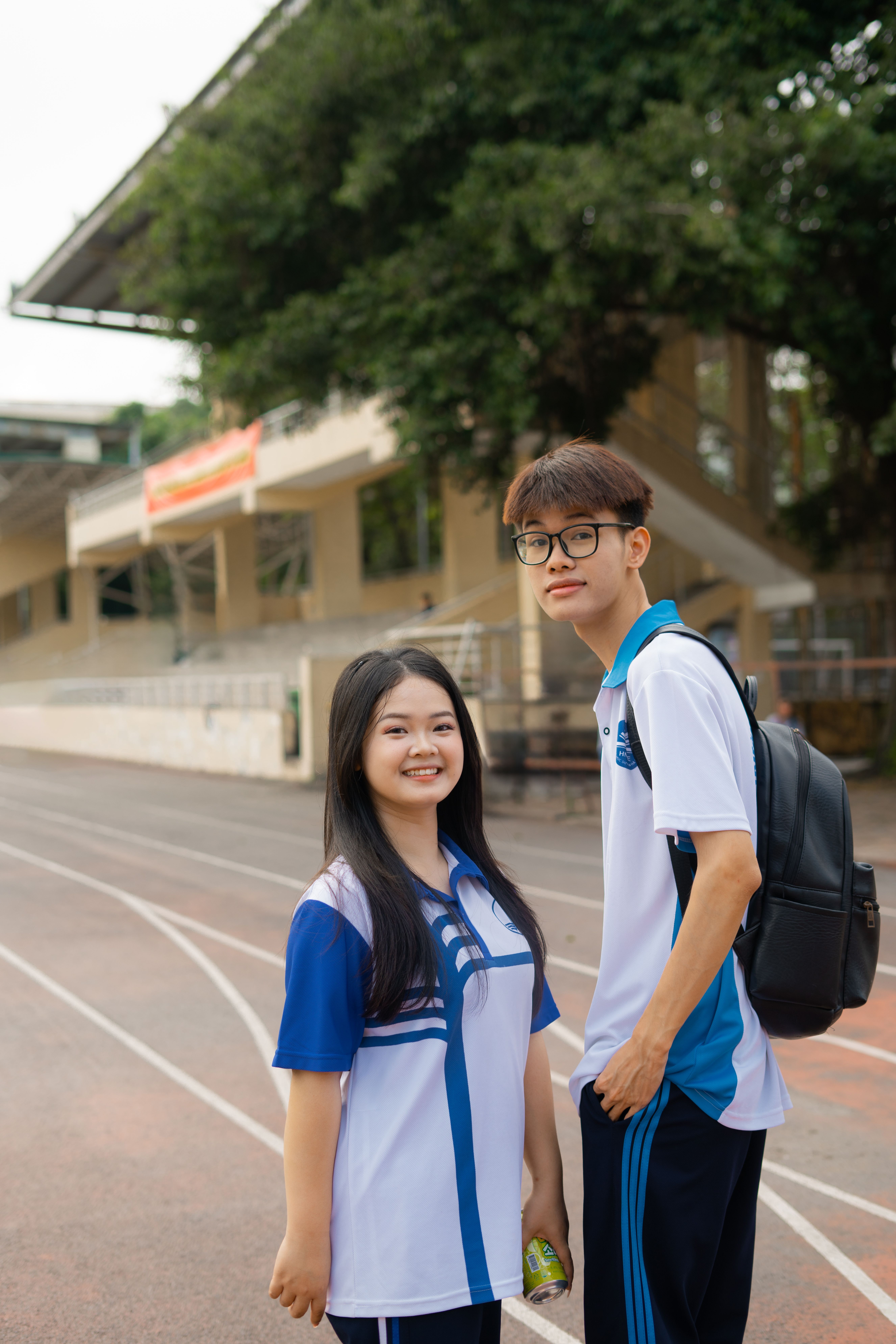 Estudiantes En El Campo De Atletismo Escolar Al Aire Libre · Foto de ...