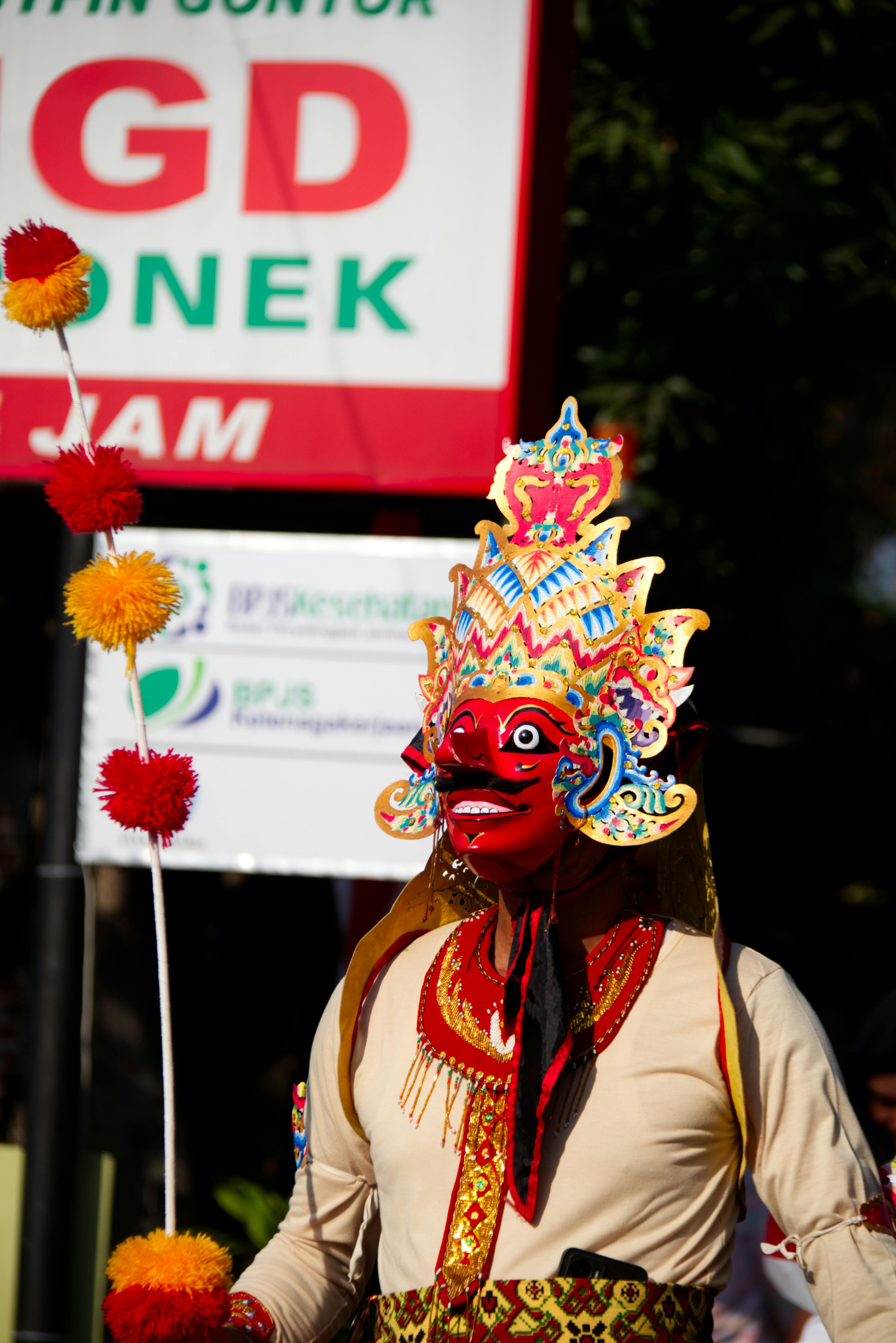 Pemain Topeng Tradisional Dengan Kostum Warna Warni · Foto Stok Gratis