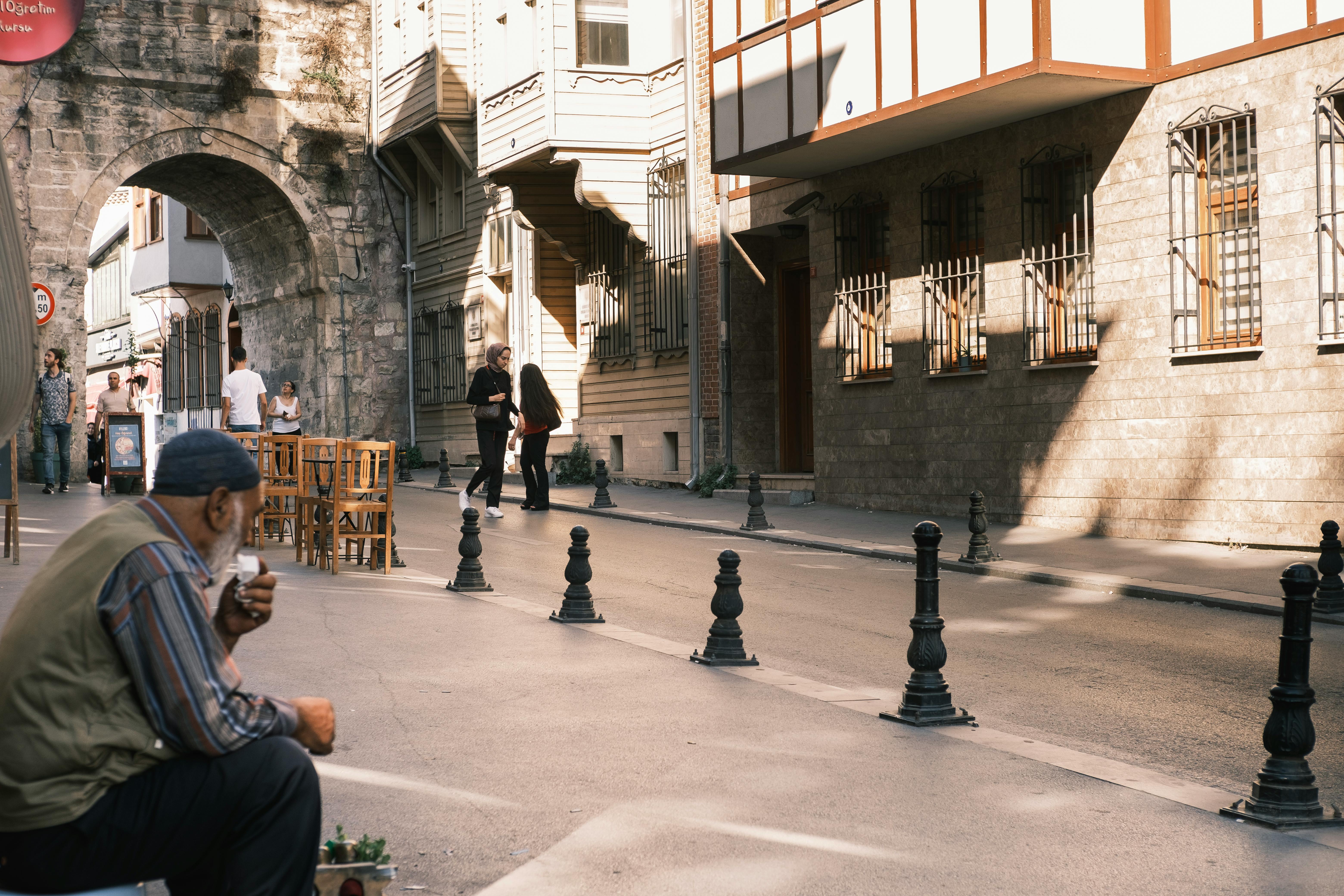 Street scene with archway in Istanbul, Turkey · Free Stock Photo