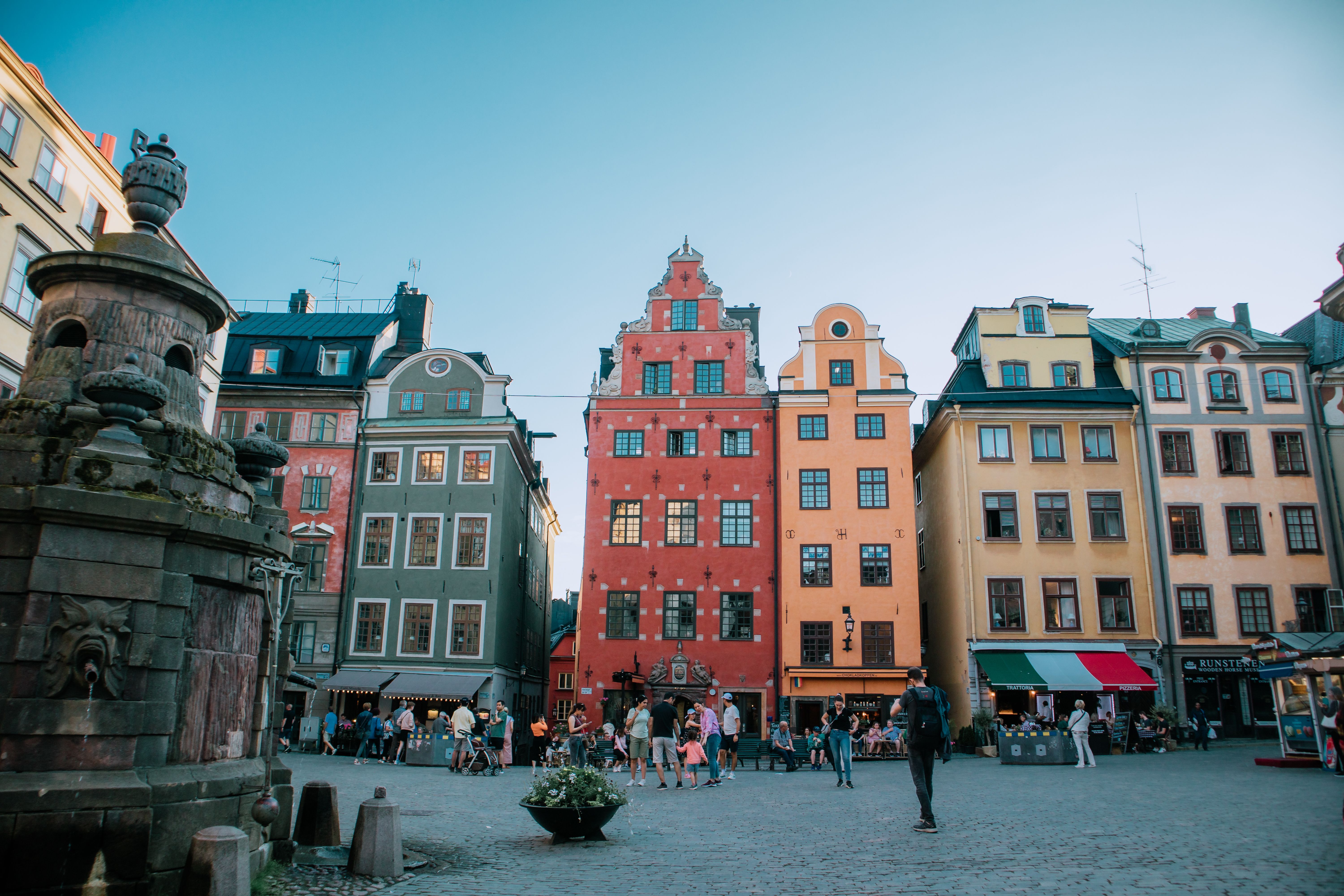 Colorida Plaza Gamla Stan En Estocolmo · Foto de stock gratuita