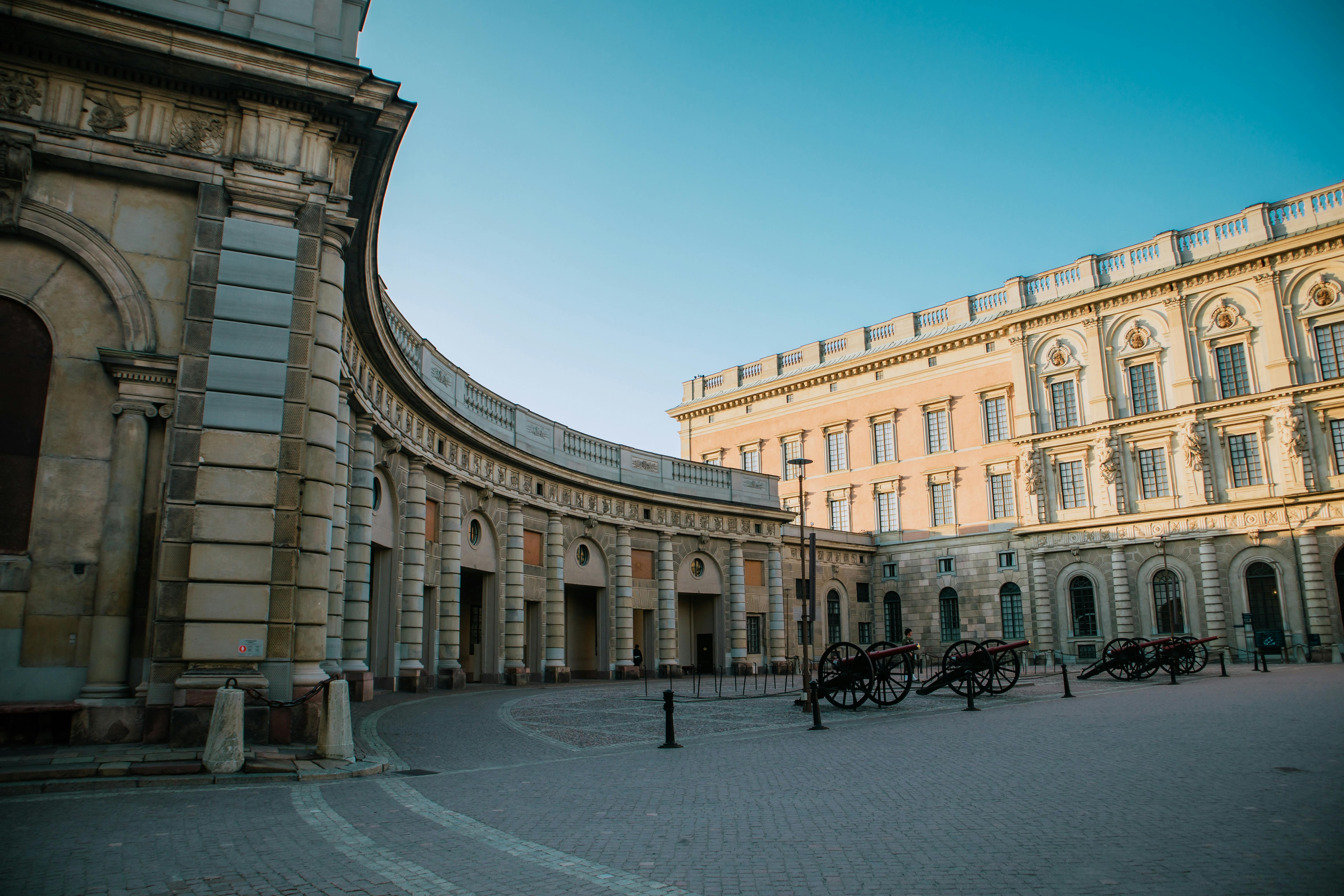 Historic Courtyard with Classical Architecture · Free Stock Photo