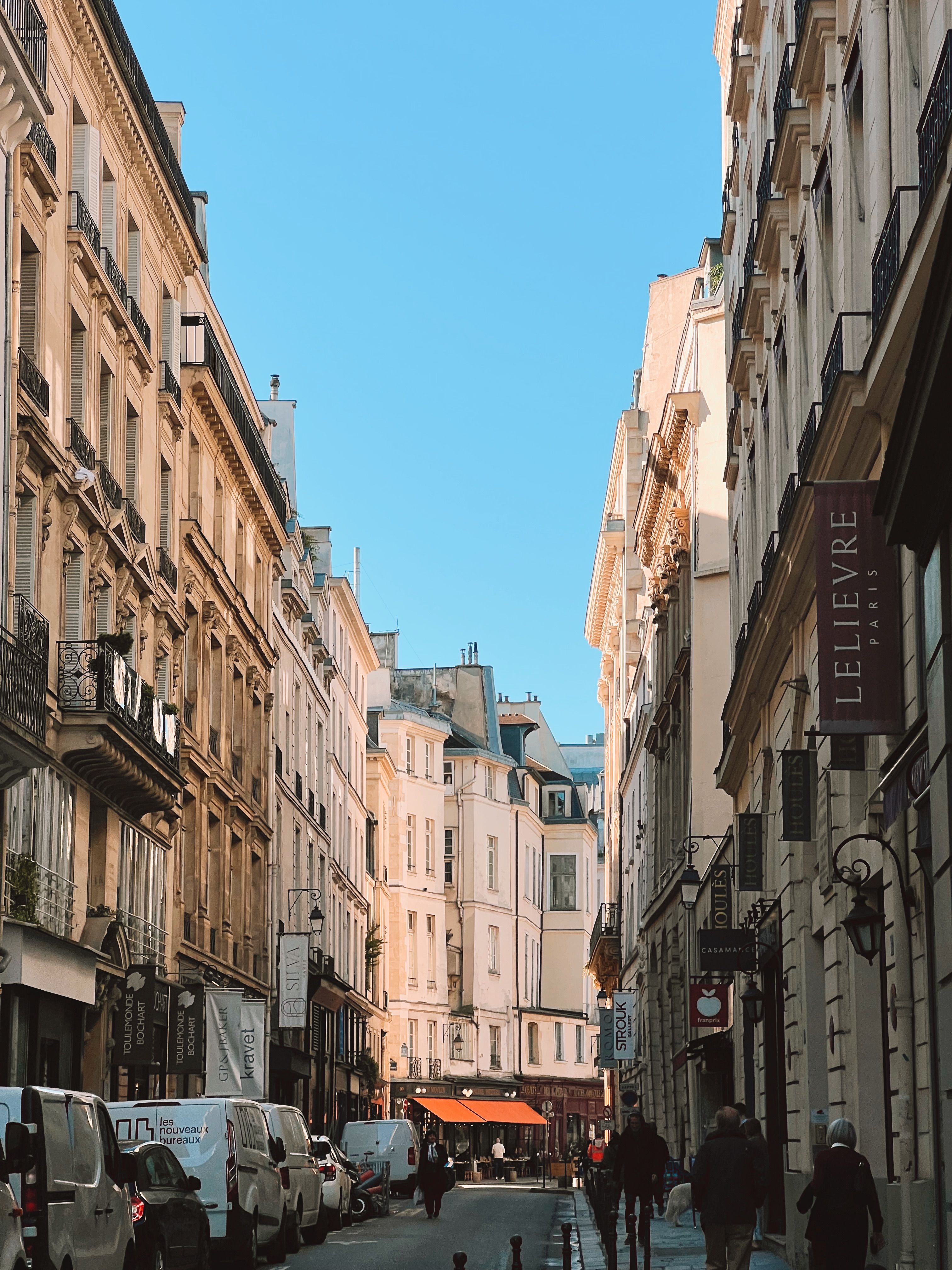 Charming Parisian Street Scene with Classic Architecture · Free Stock Photo