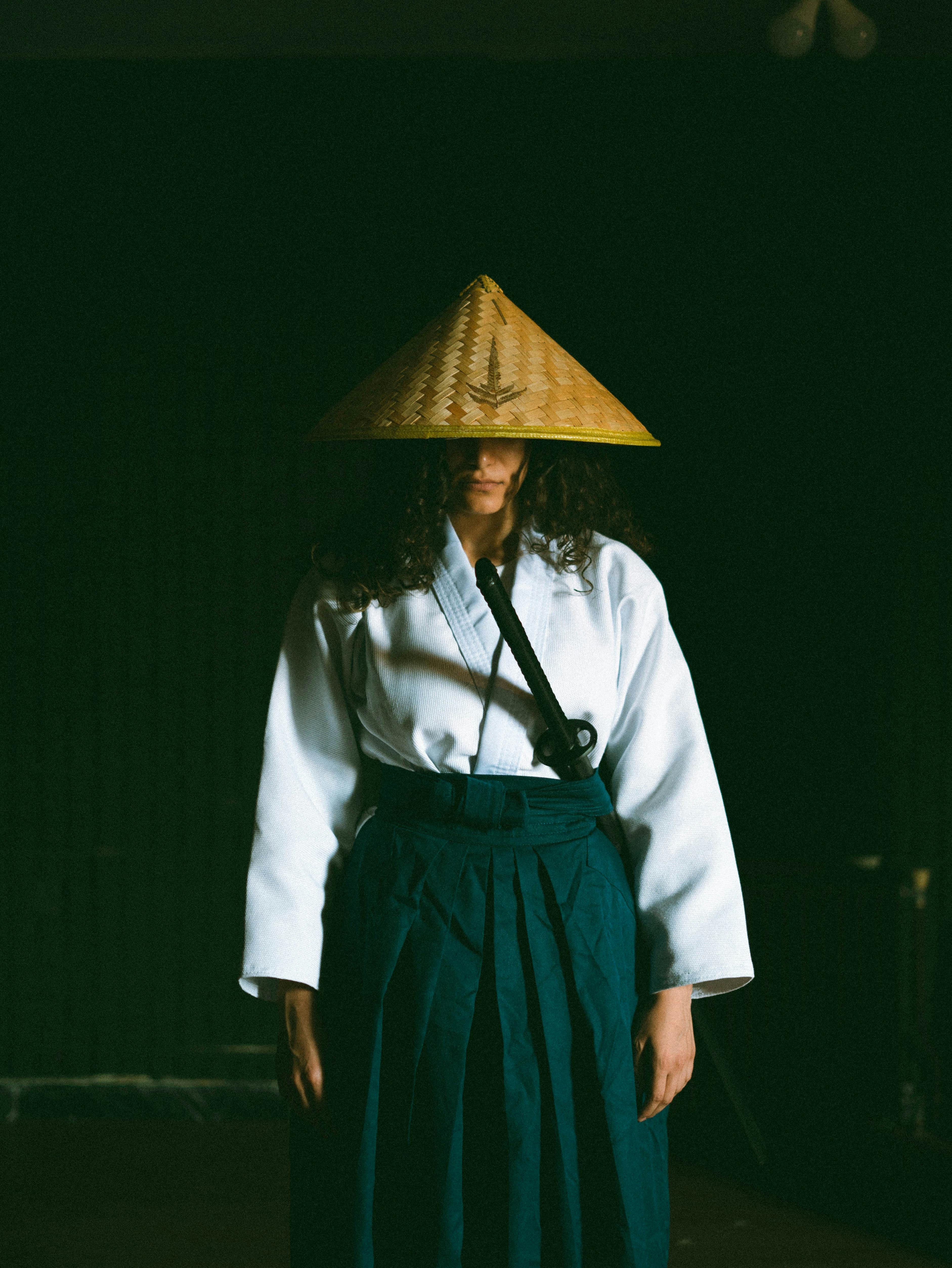 Persona Con Traje Tradicional Samurái En El Interior · Foto de stock ...