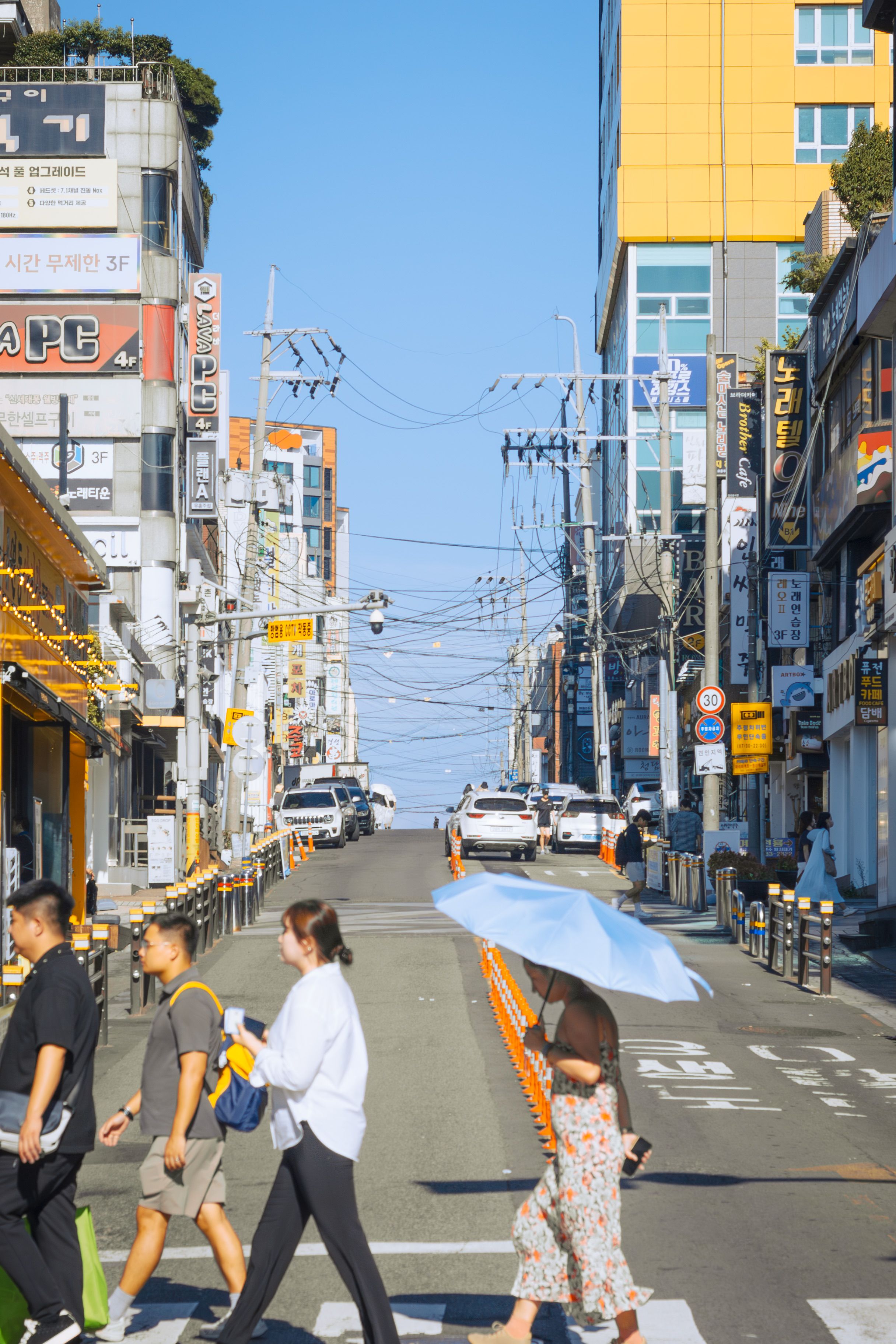 Bustling City Street with Pedestrians in Daylight · Free Stock Photo