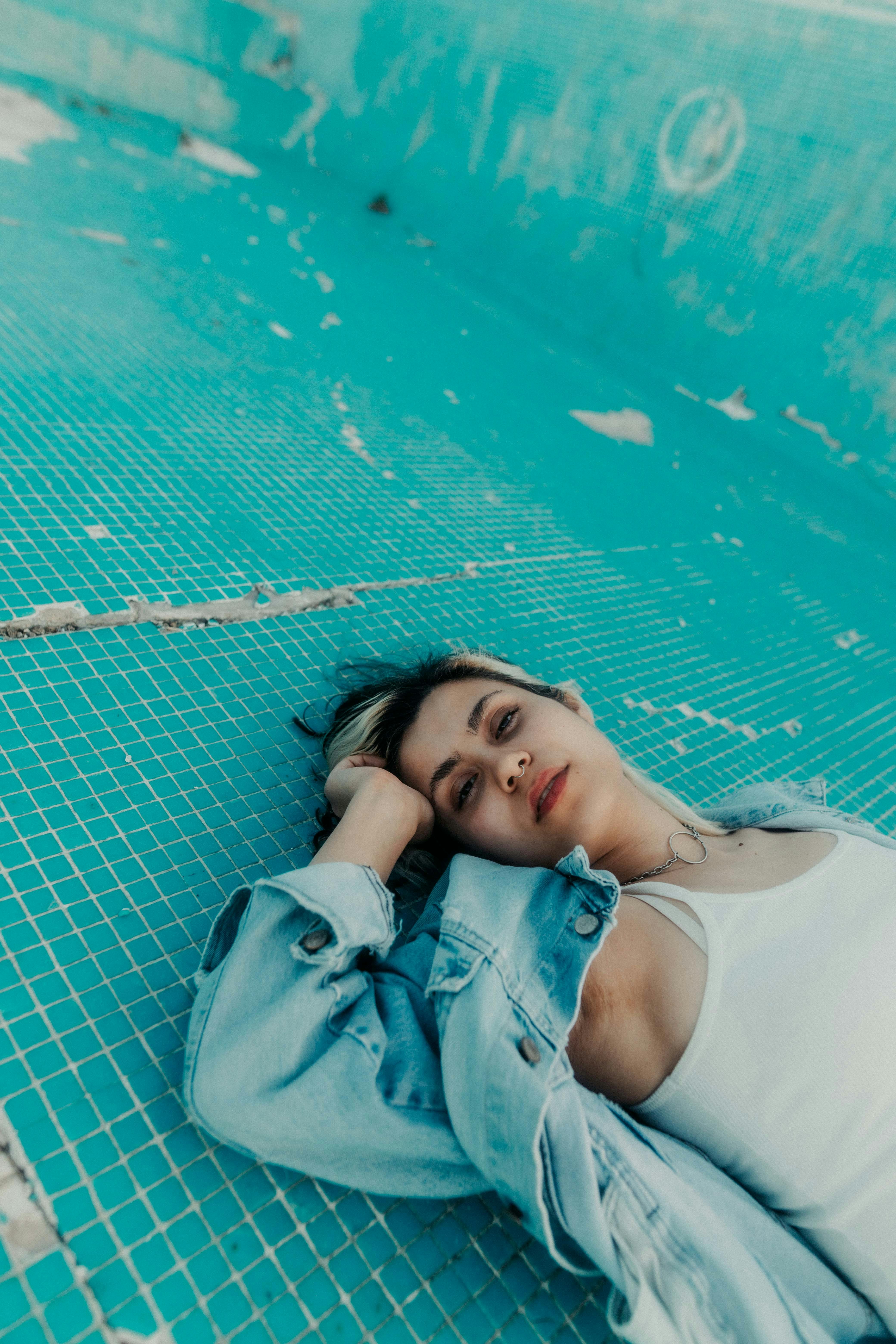 Laid Back Pose Photos, Download The BEST Free Laid Back Pose Stock ...