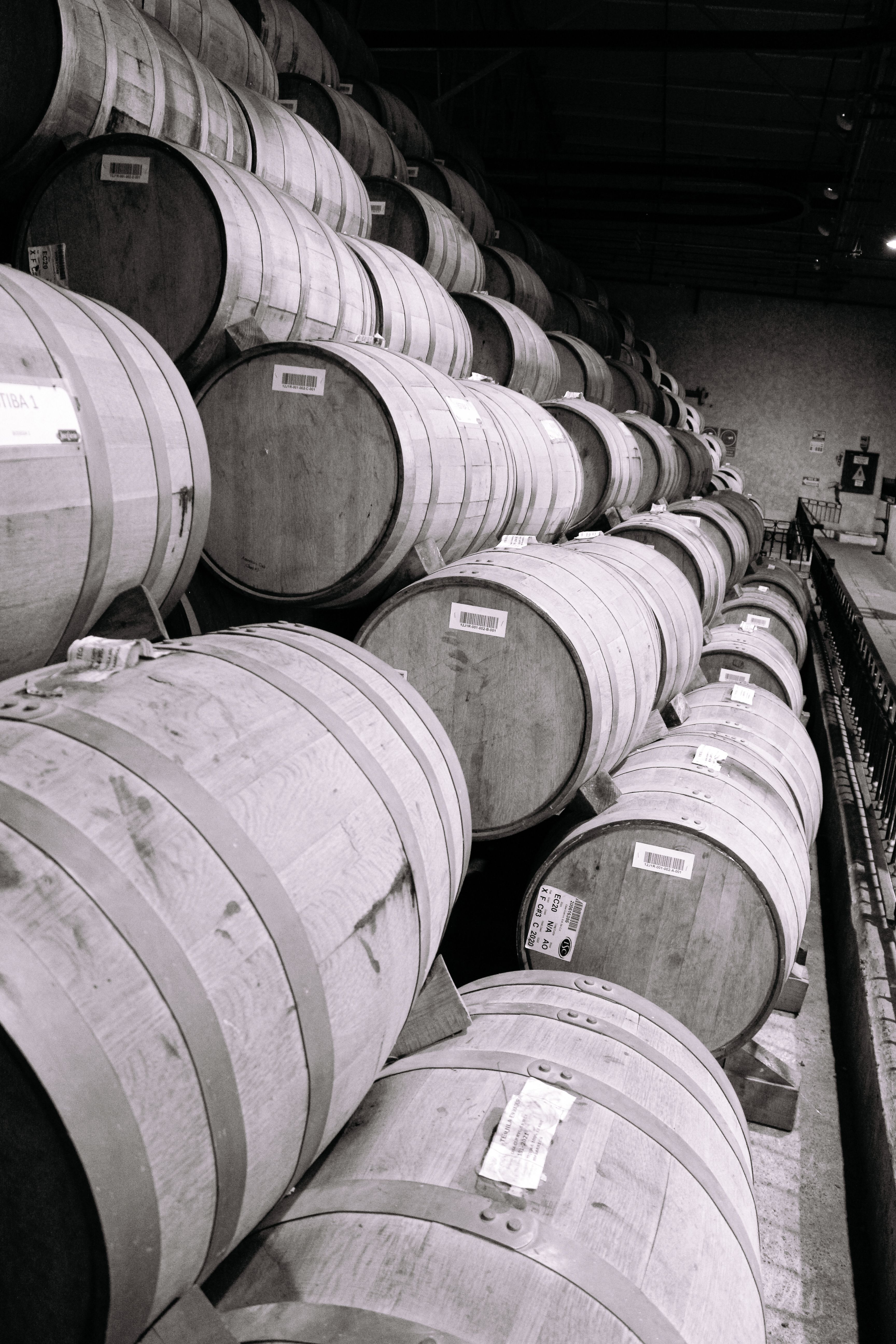 Barriles De Madera Apilados En Una Destilería De Tequila · Foto de ...
