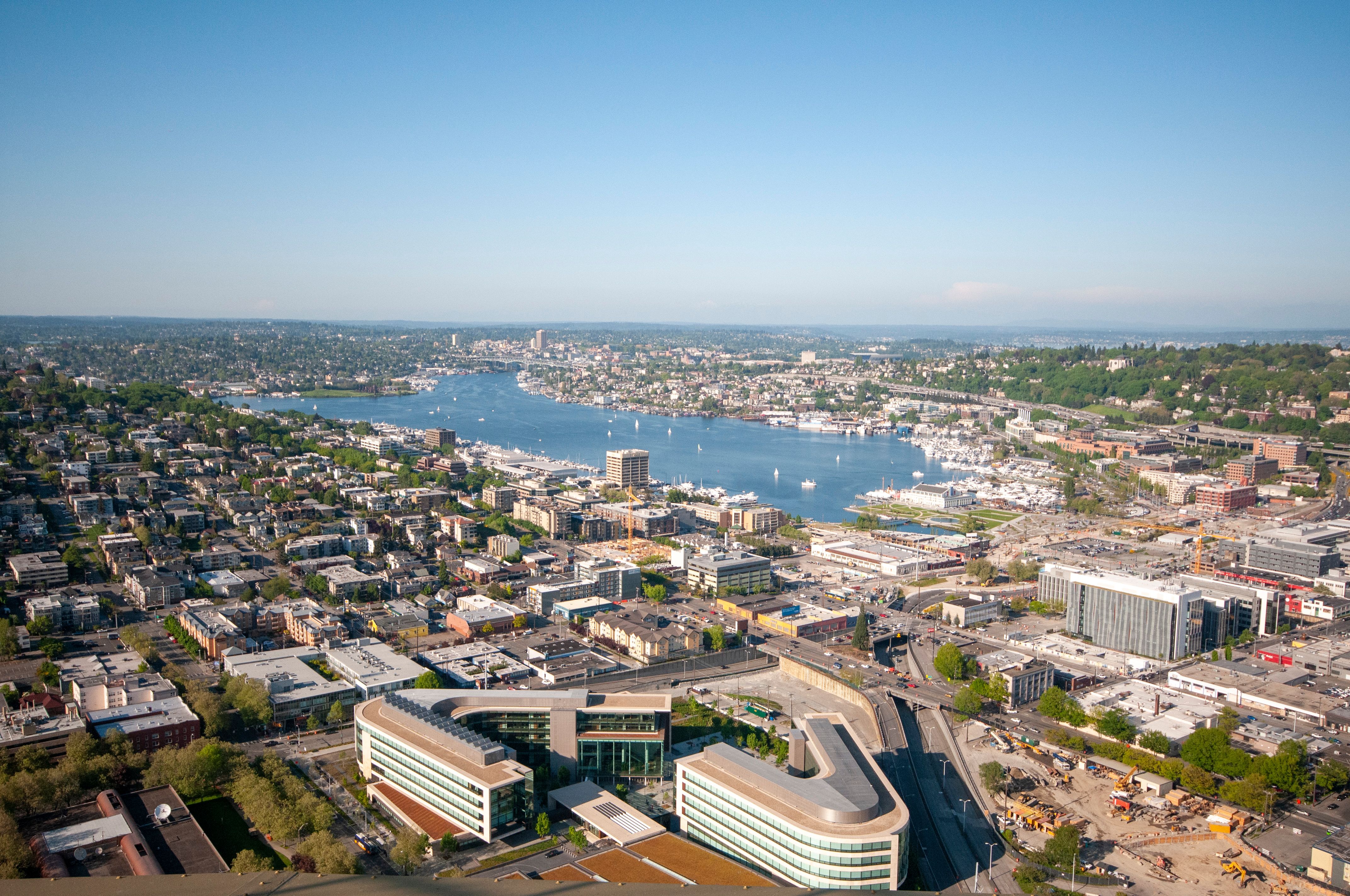 Aerial view of modern lakeside cityscape · Free Stock Photo