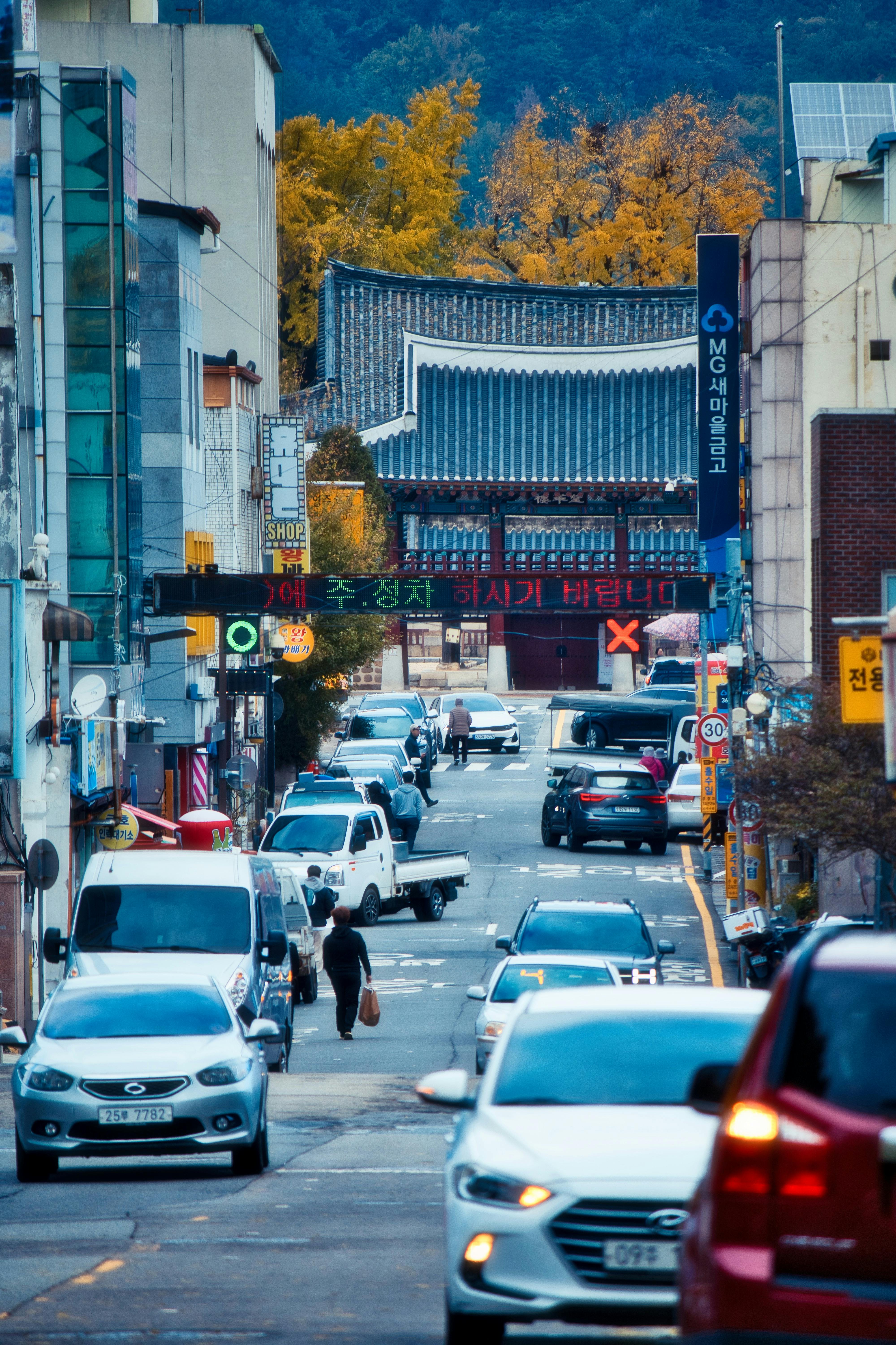Calle Bulliciosa De La Ciudad Con Puerta Tradicional Coreana · Foto de ...