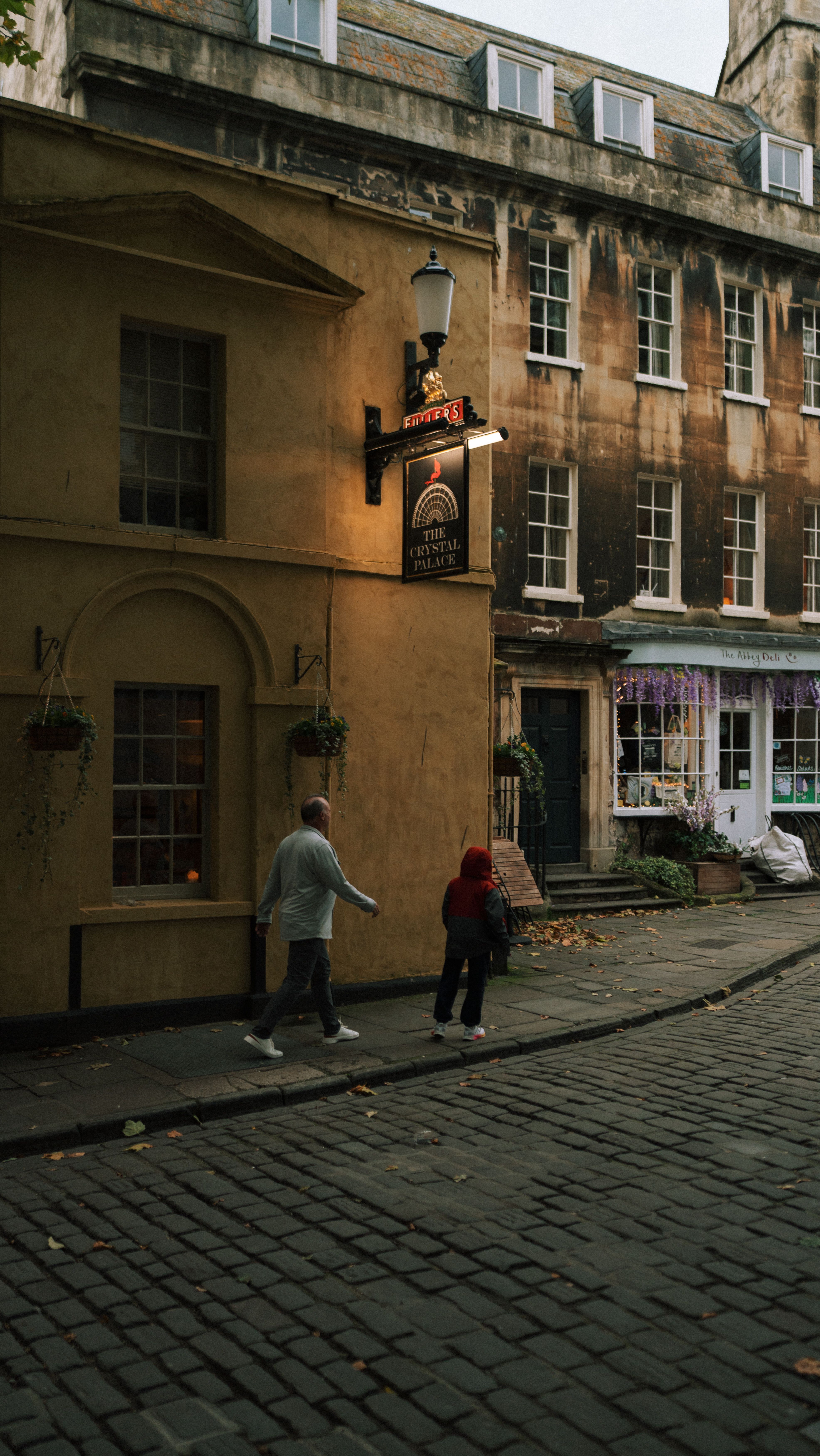 Charming Street Scene with Historic Architecture · Free Stock Photo