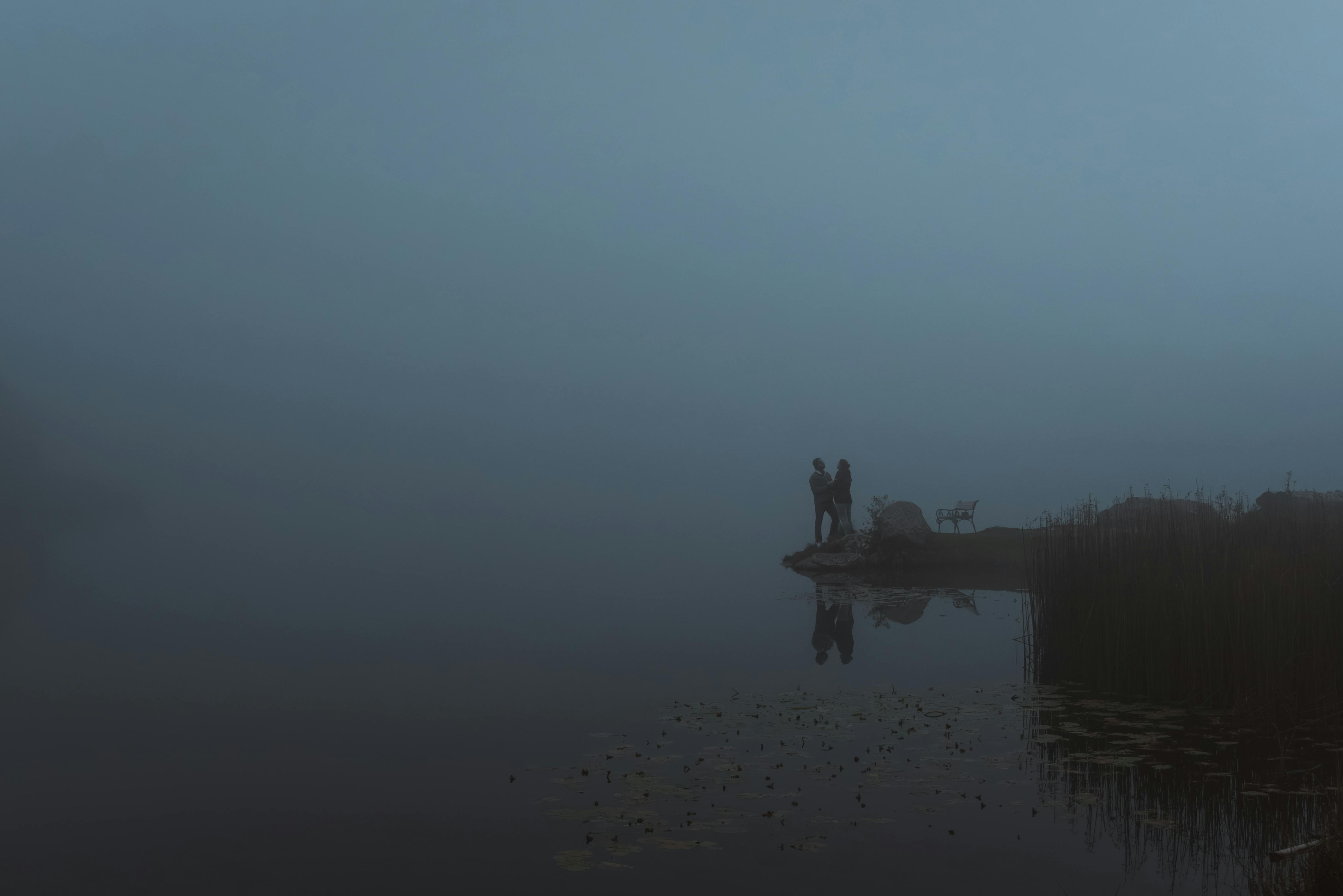 Silhouettes Sereines Au Bord D'un Lac Brumeux En Styrie · Photo gratuite